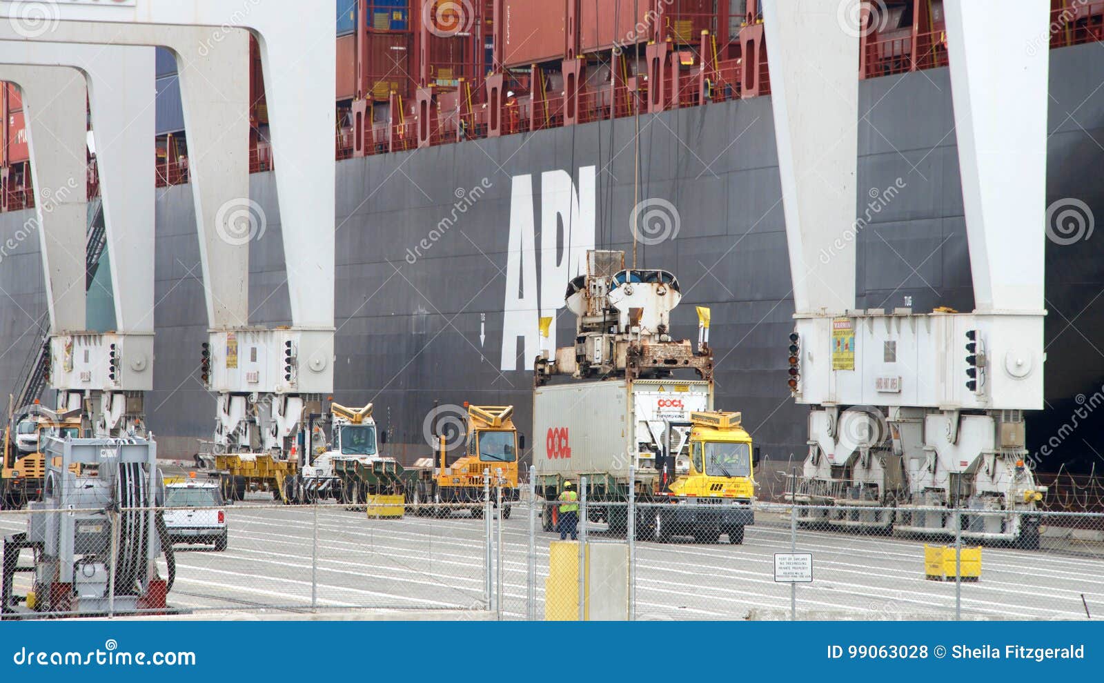Cargo Ship APL SAVANNAH Loading at the Port of Oakland Editorial Stock ...