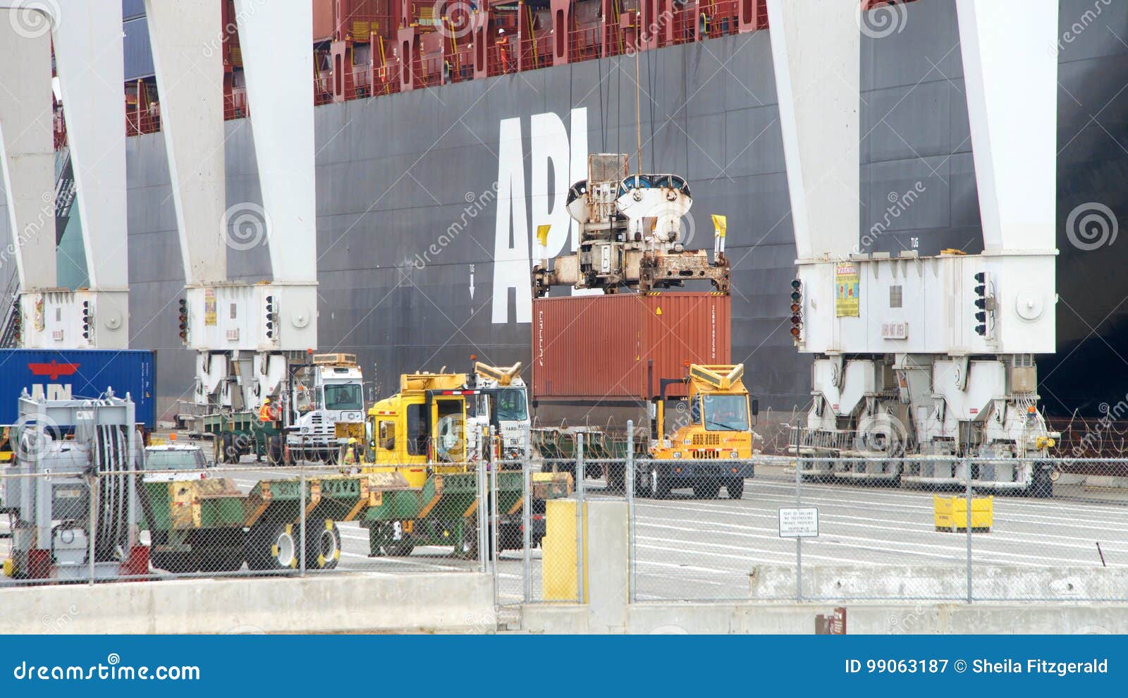 Cargo Ship APL SAVANNAH Loading at the Port of Oakland Editorial ...