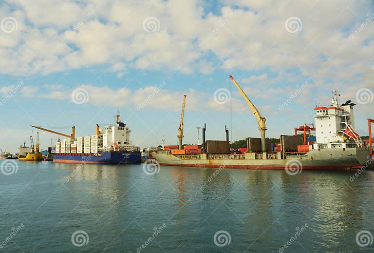 Cargo ship editorial image. Image of port, machine, loading - 46323630