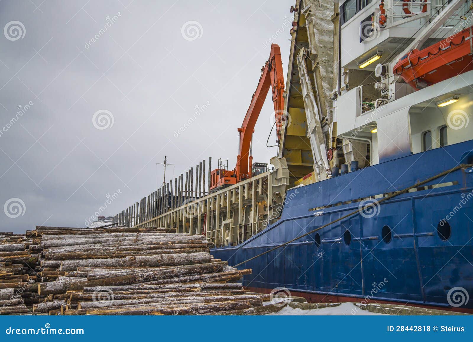 Cargo Ship Unloading Timber Stock Photo - Image: 28442818