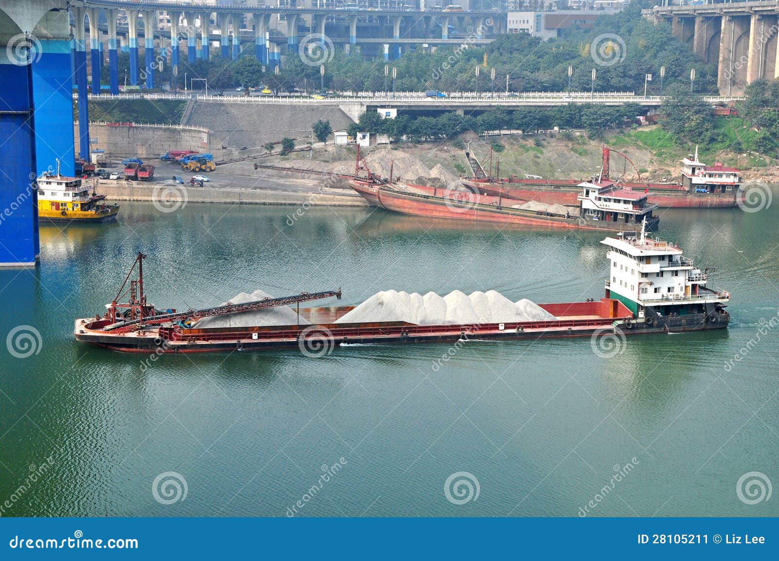 Cargo Ship on Yangtze River Editorial Photo - Image of sailing, import ...