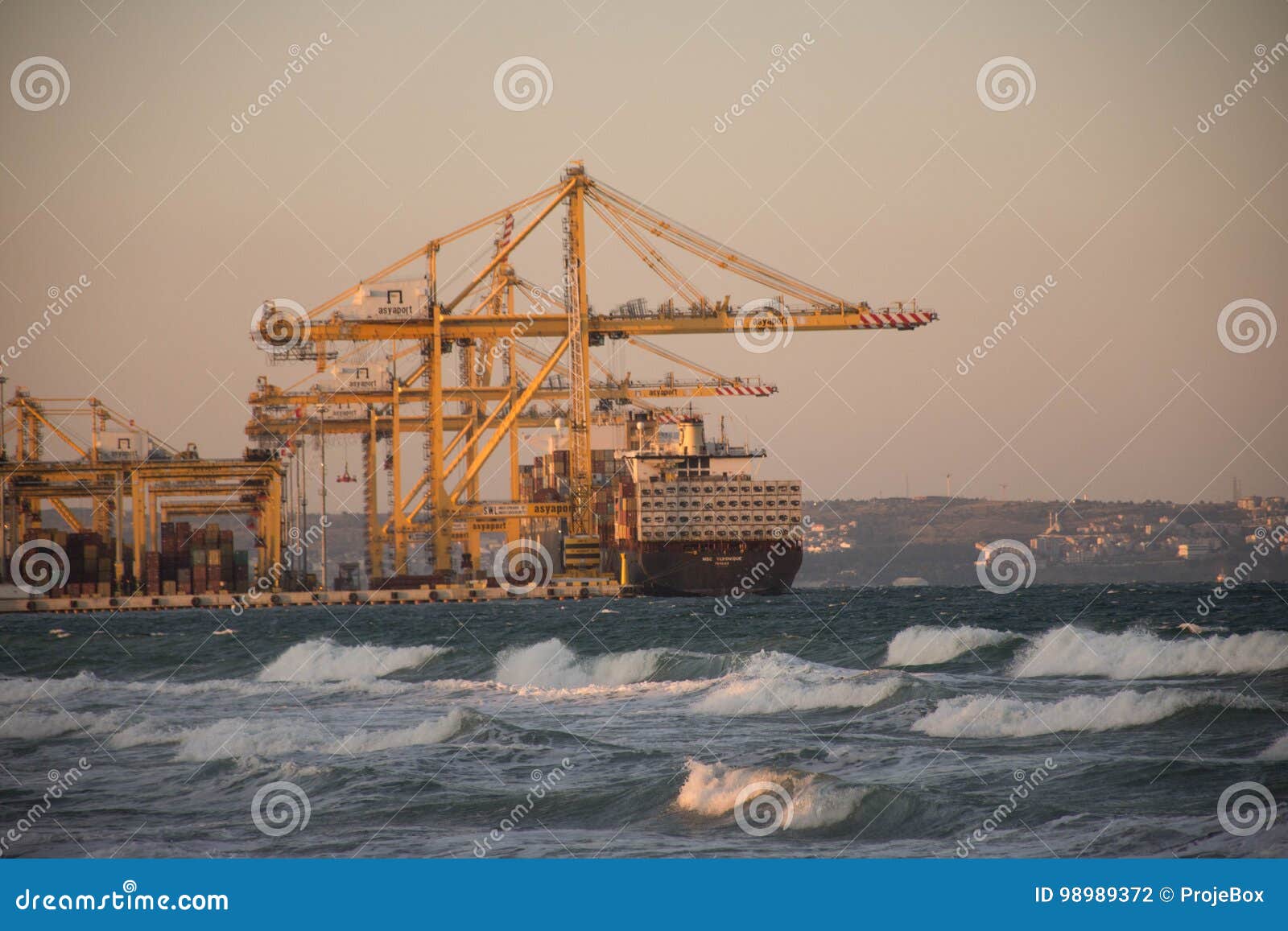 Cargo Ships loading editorial photography. Image of california - 98989372