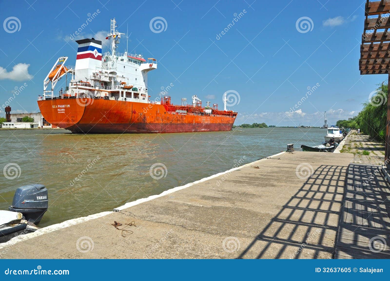 Cargo Transportant L'essence Sur Danube Image éditorial - Image du ...