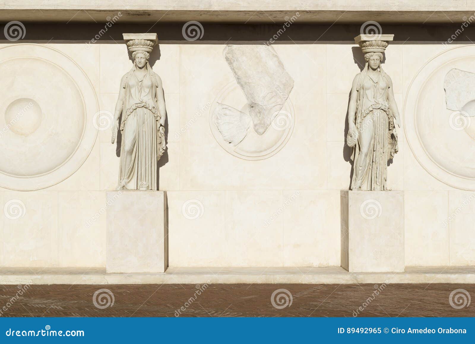 Cariatide in Museo Archeologico Immagine Stock - Immagine di classico ...