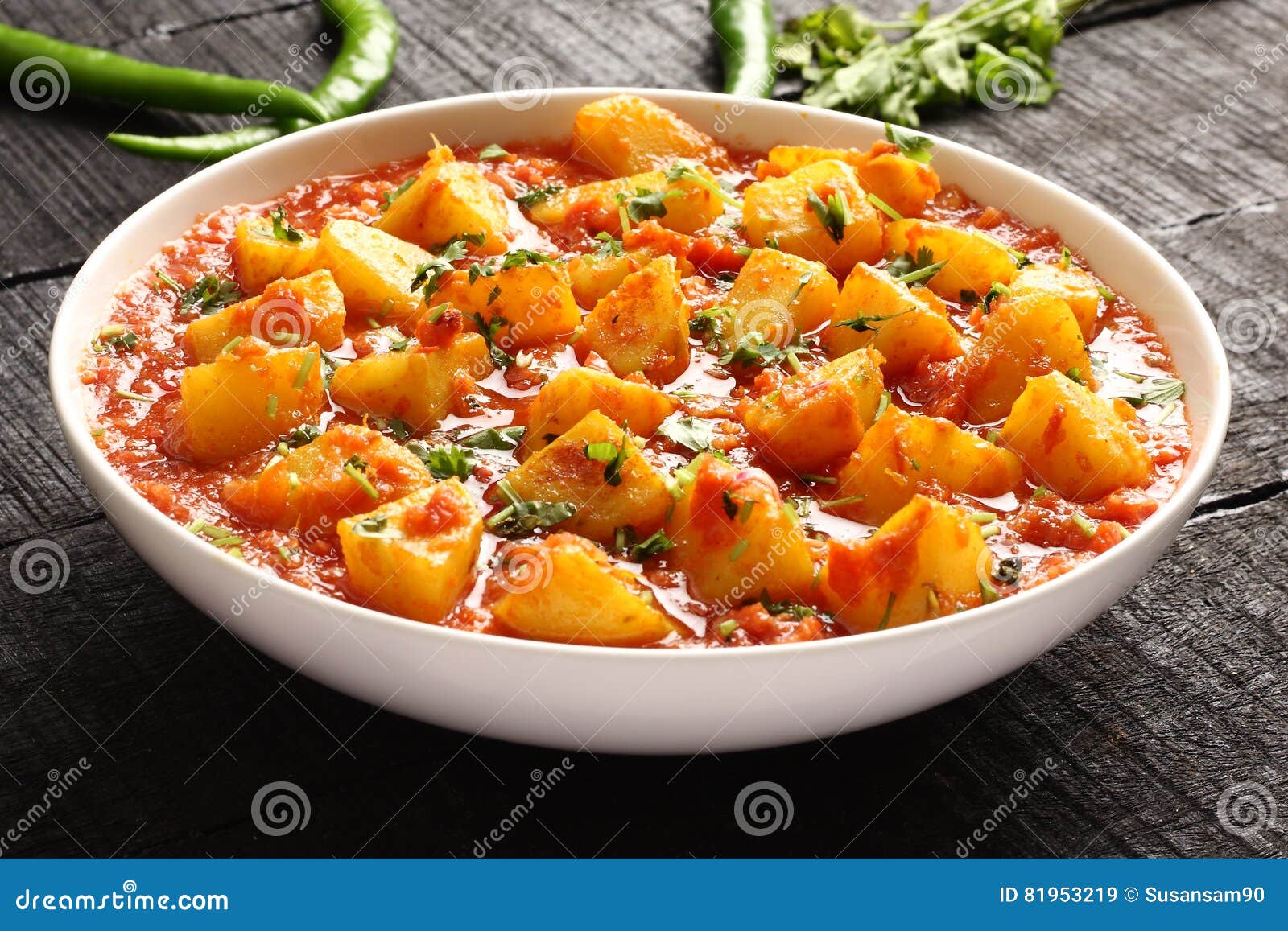 Caril De Aloo, Batata Cozinhada Com Especiarias Imagem de Stock ...