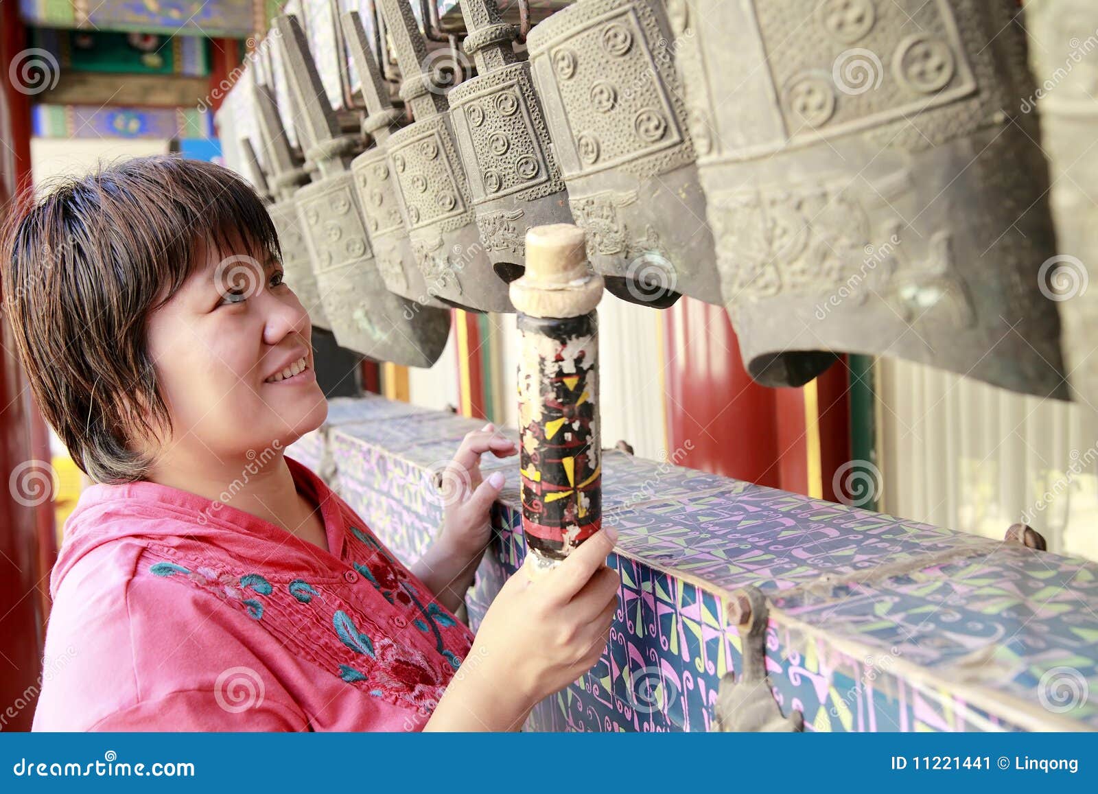 Carillón De Bronce Chino Antiguo Imagen de archivo - Imagen de ...