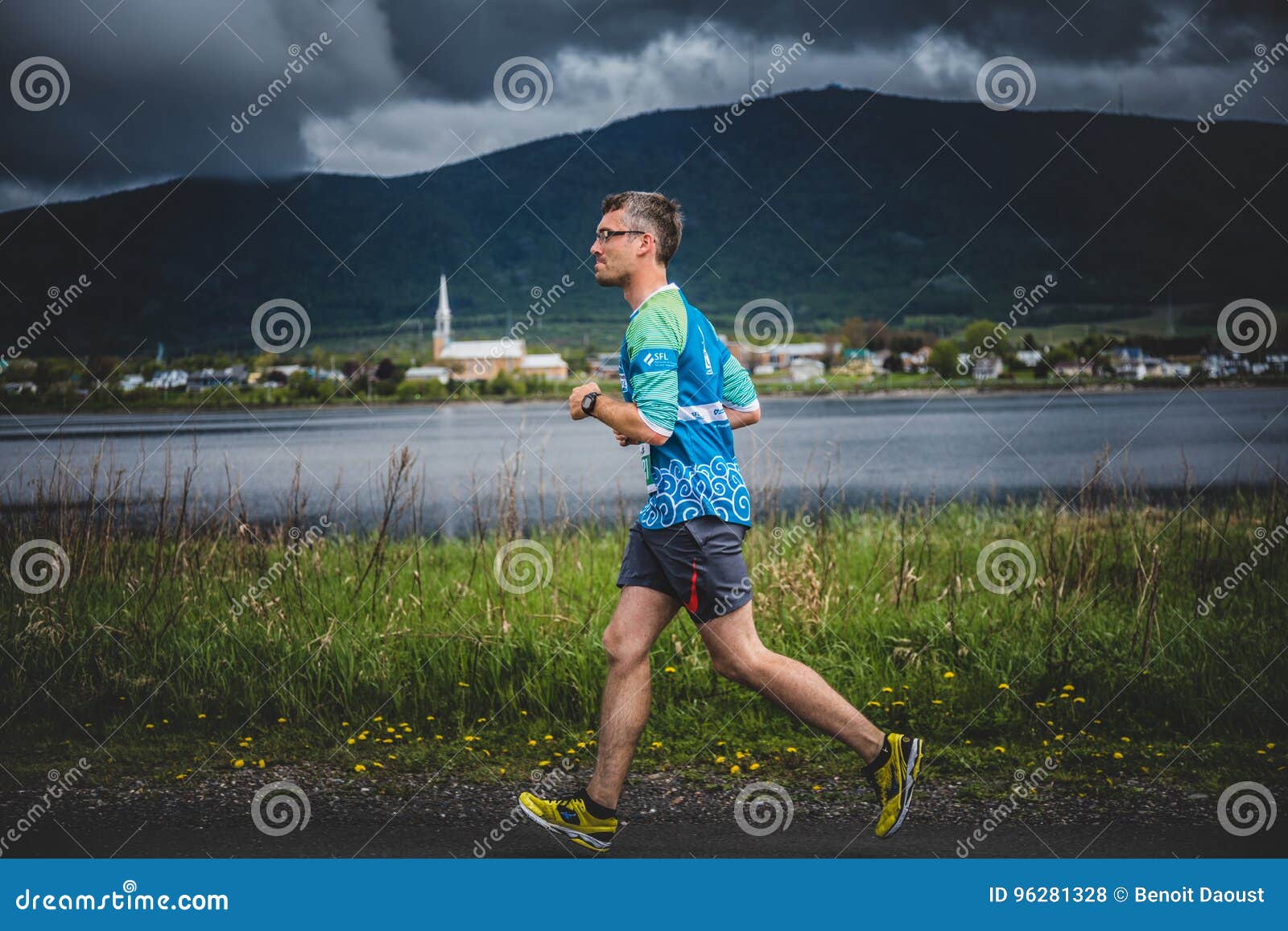 Lonely Man Leading a Group of 10K Runners Editorial Stock Photo - Image ...