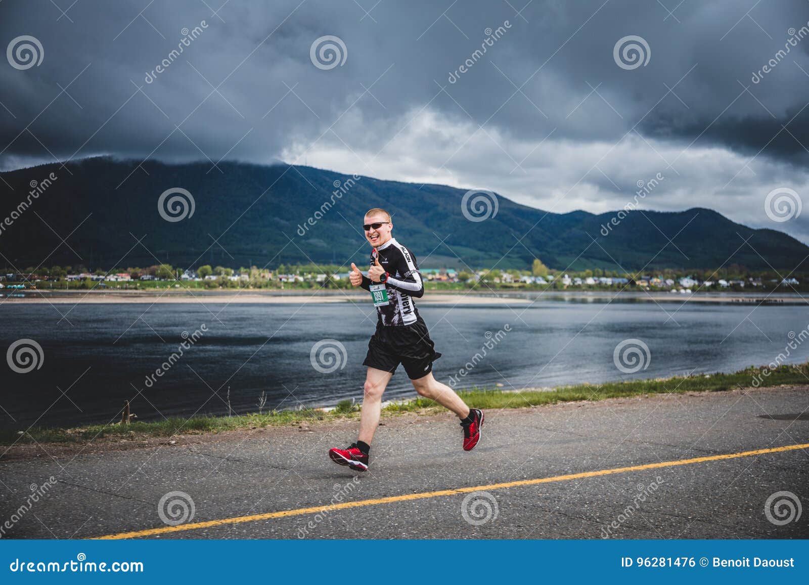 Lonely Man Leading a Group of 10K Runners Editorial Photo - Image of ...