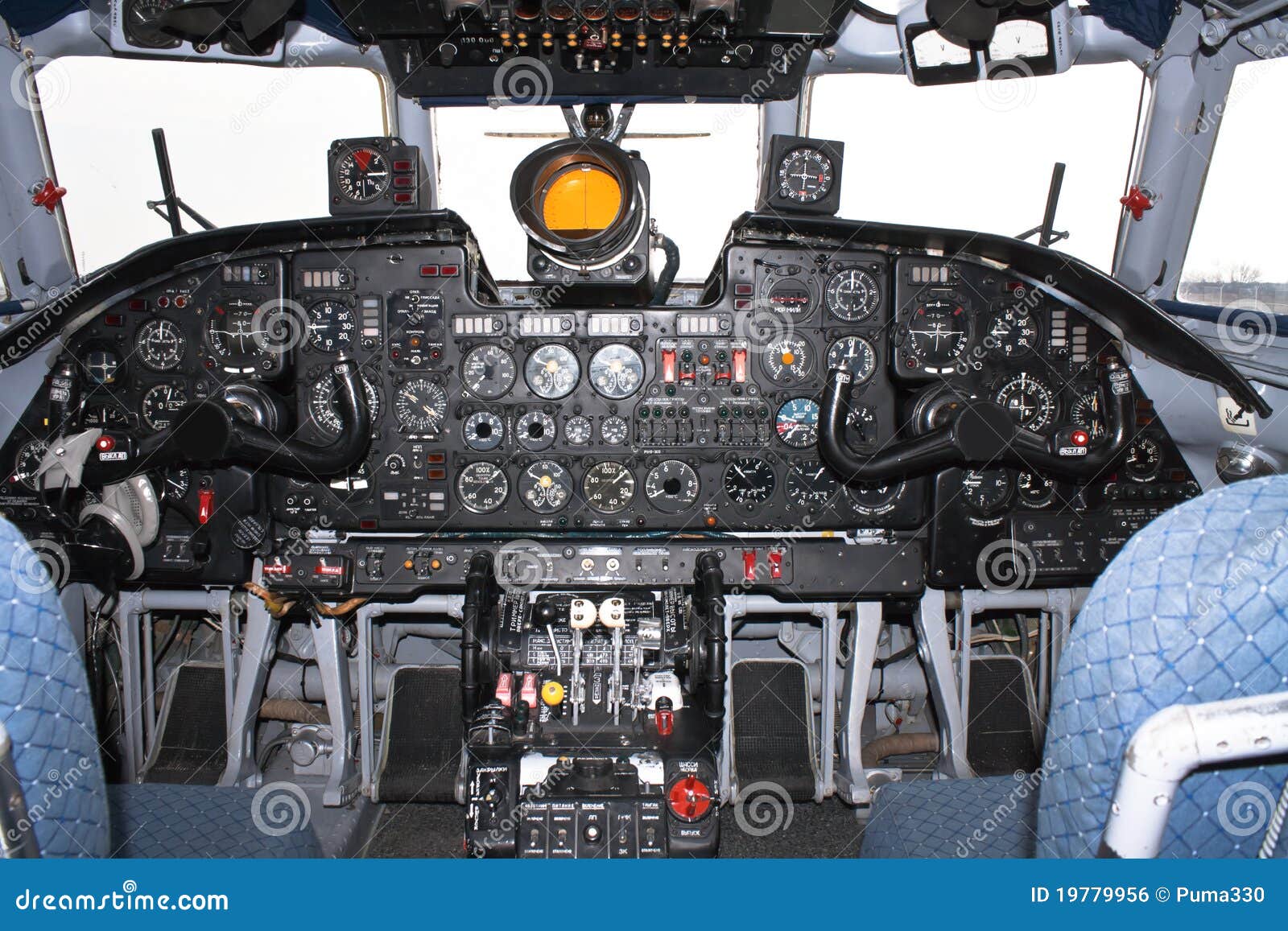 Carlinga foto de archivo. Imagen de fondo, horizonte - 19779956