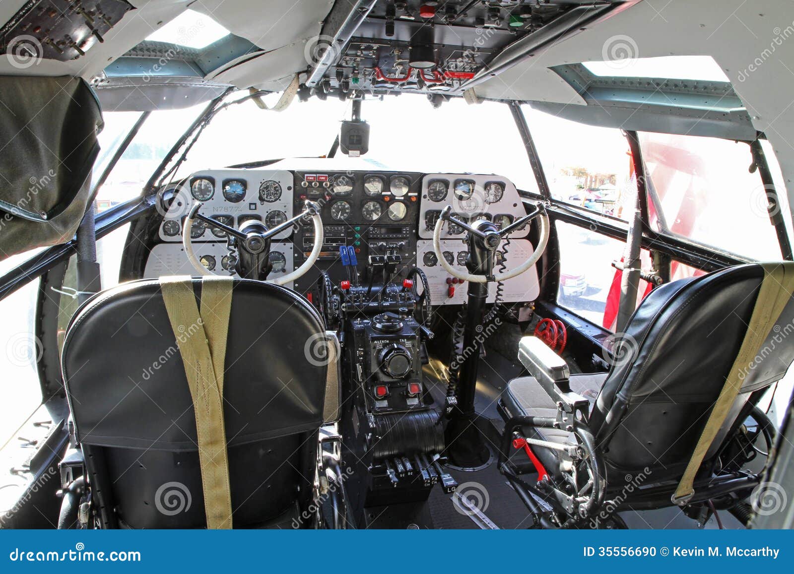 Carlinga De Aviones Del Comando C-46 Imagen editorial - Imagen de retro ...
