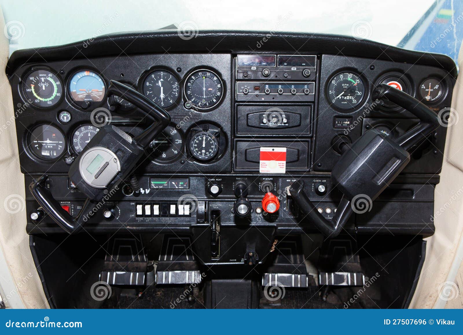 Carlinga De Cessna 152 Aviones Foto de archivo - Imagen de panel, cesar ...