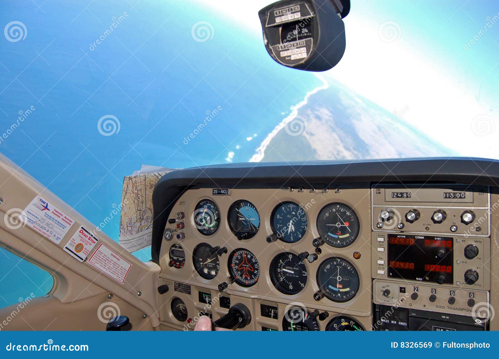 Carlinga De Un Airplan Cardinal Del Cessna Imagen de archivo - Imagen ...