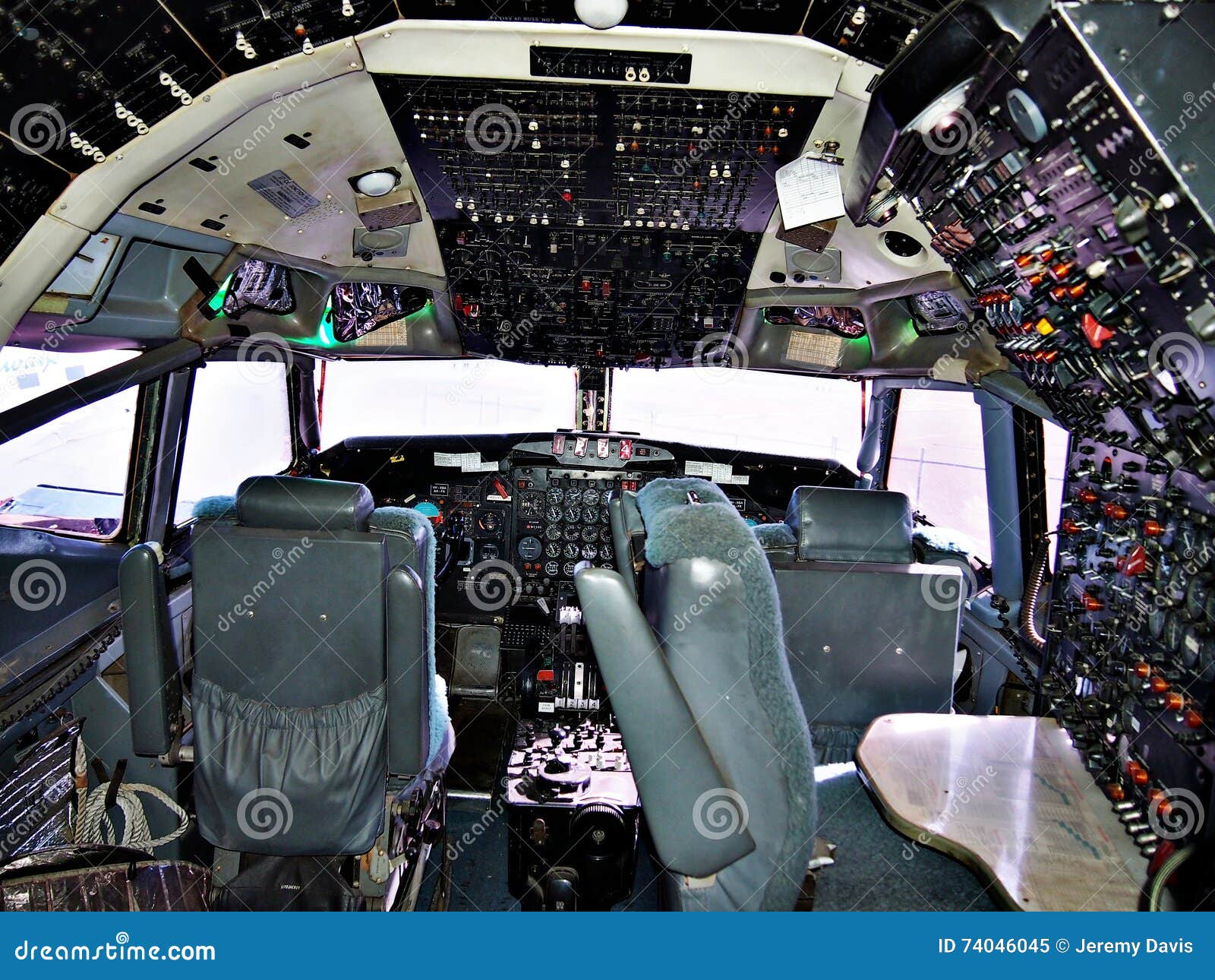 Carlinga del avión imagen de archivo. Imagen de indicadores - 74046045