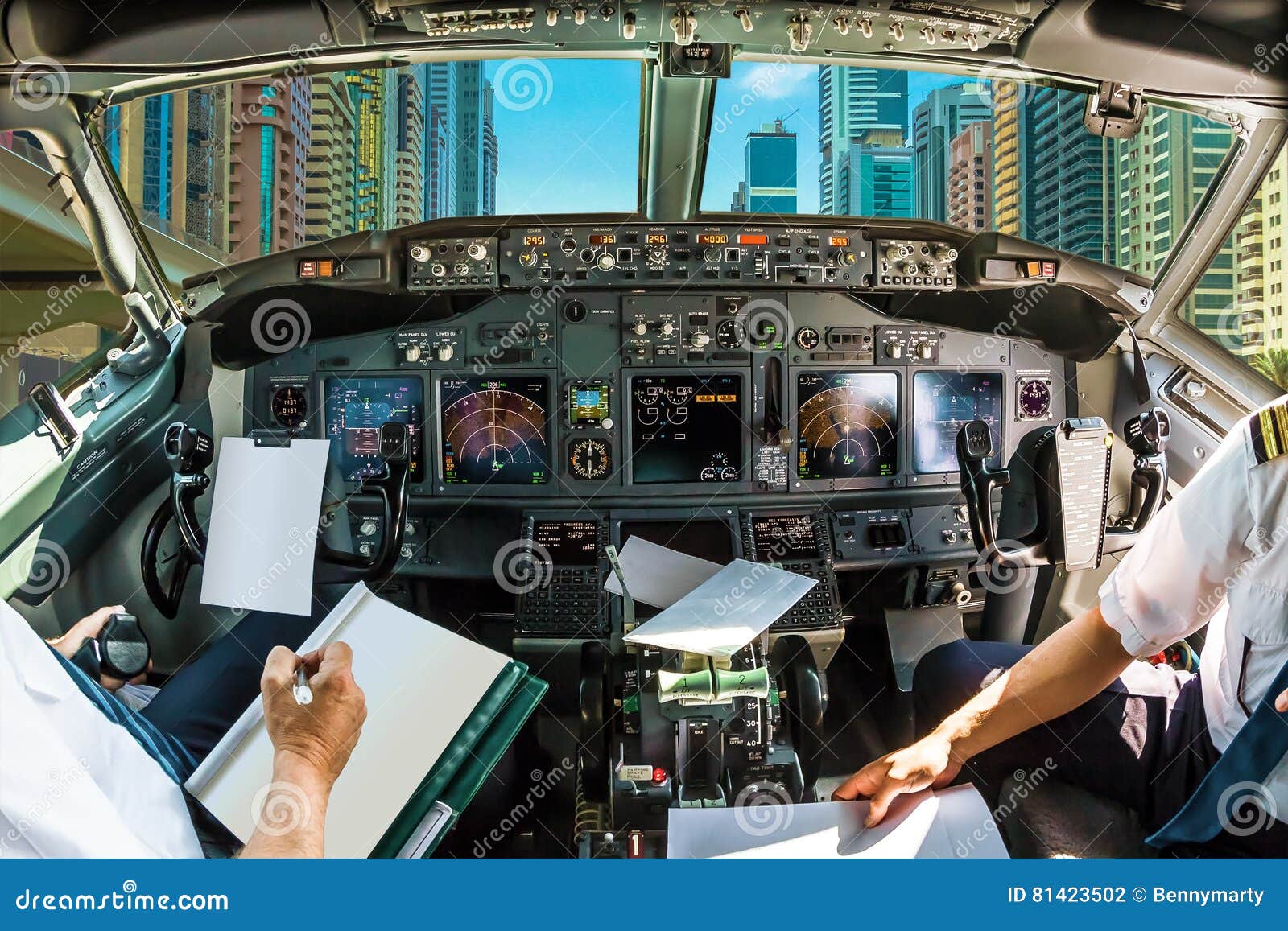 Carlinga en Dubai foto de archivo. Imagen de asia, aéreo - 81423502