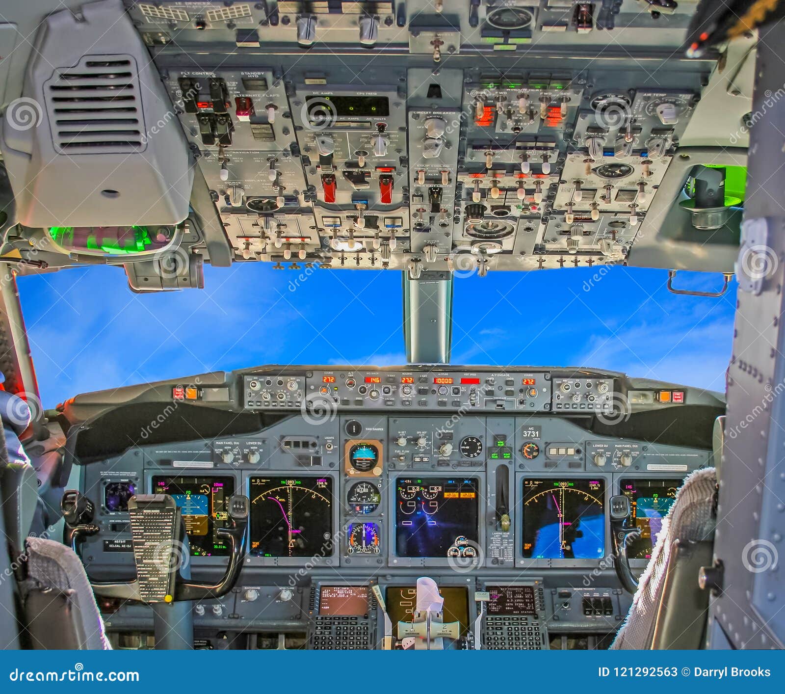 Carlinga En Los Cielos Azules Imagen de archivo - Imagen de torre, aire ...