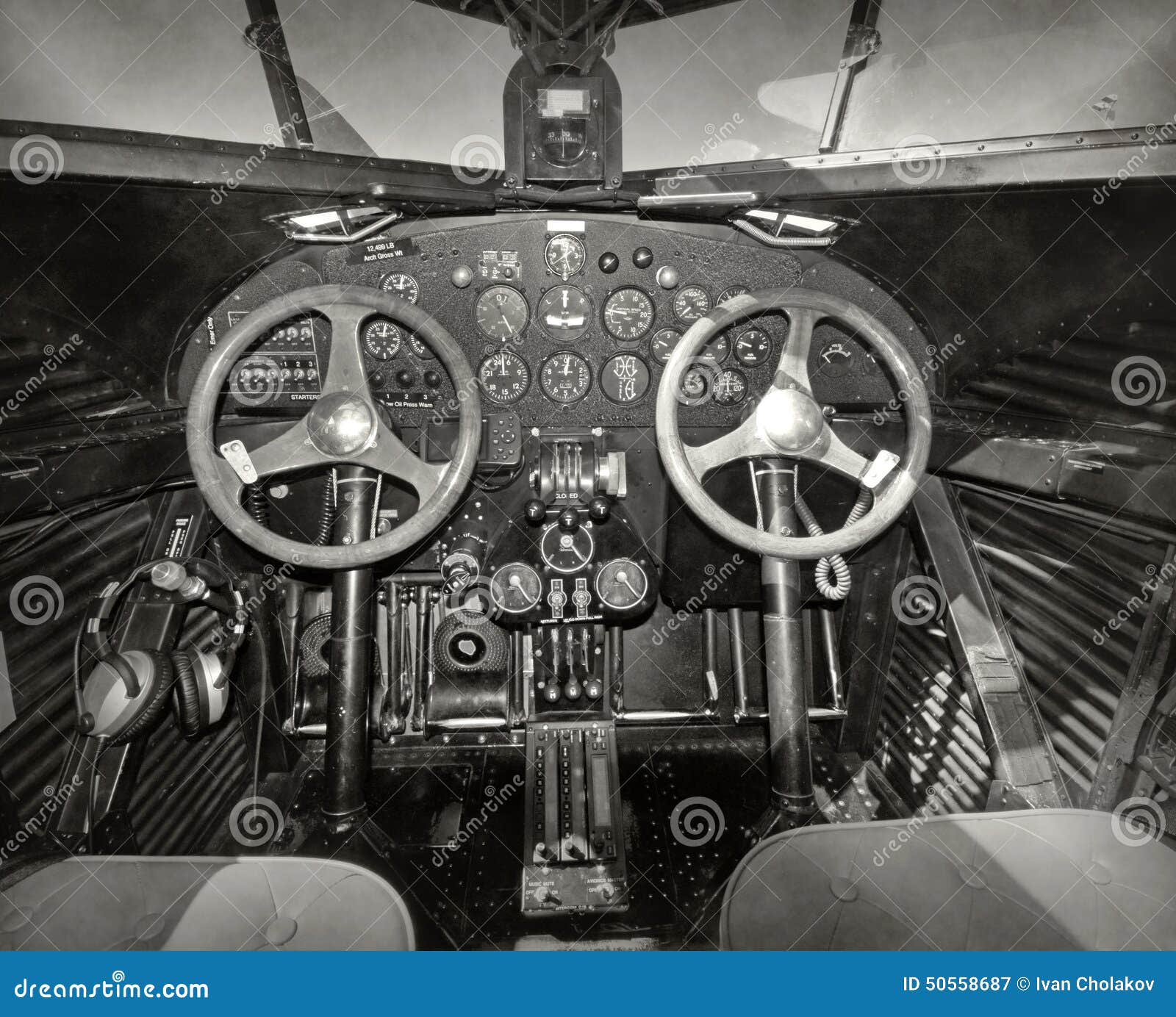 Carlinga Vieja Del Aeroplano Imagen de archivo - Imagen de negro ...