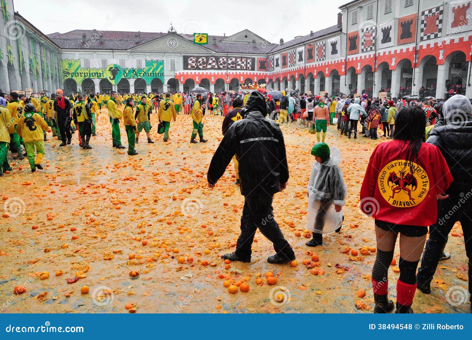 Carnaval De Ivrea. a Batalha Das Laranjas. Foto de Stock Editorial ...