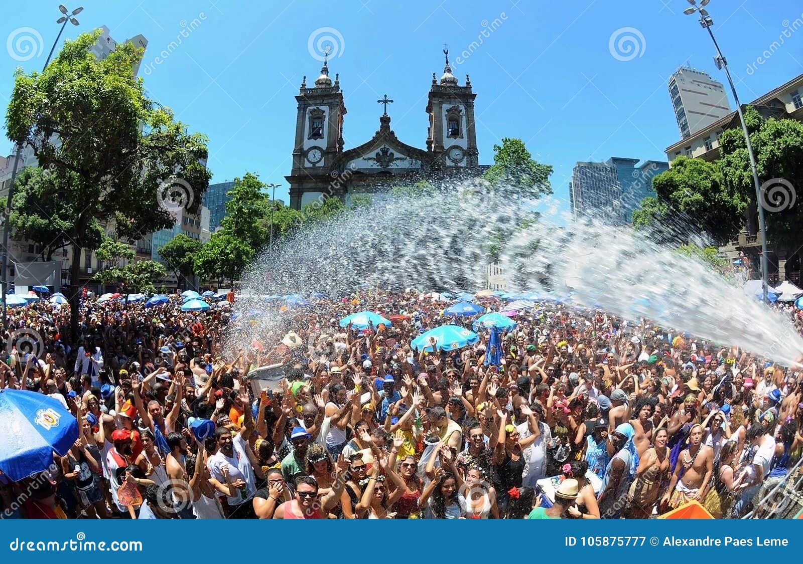 Carnaval de Rua 图库摄影片. 图片 包括有 作用, 狂欢节, 里约, 面包渣, 游行, 街道 - 105875777