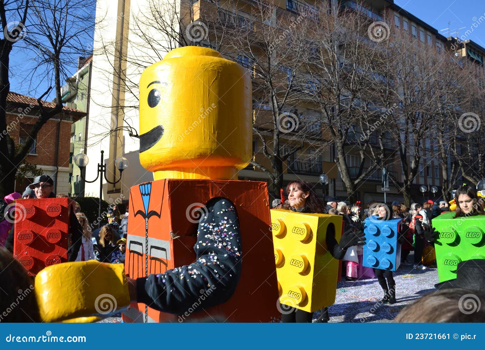 Carnaval - grupo de Lego foto editorial. Imagen de bloques - 23721661