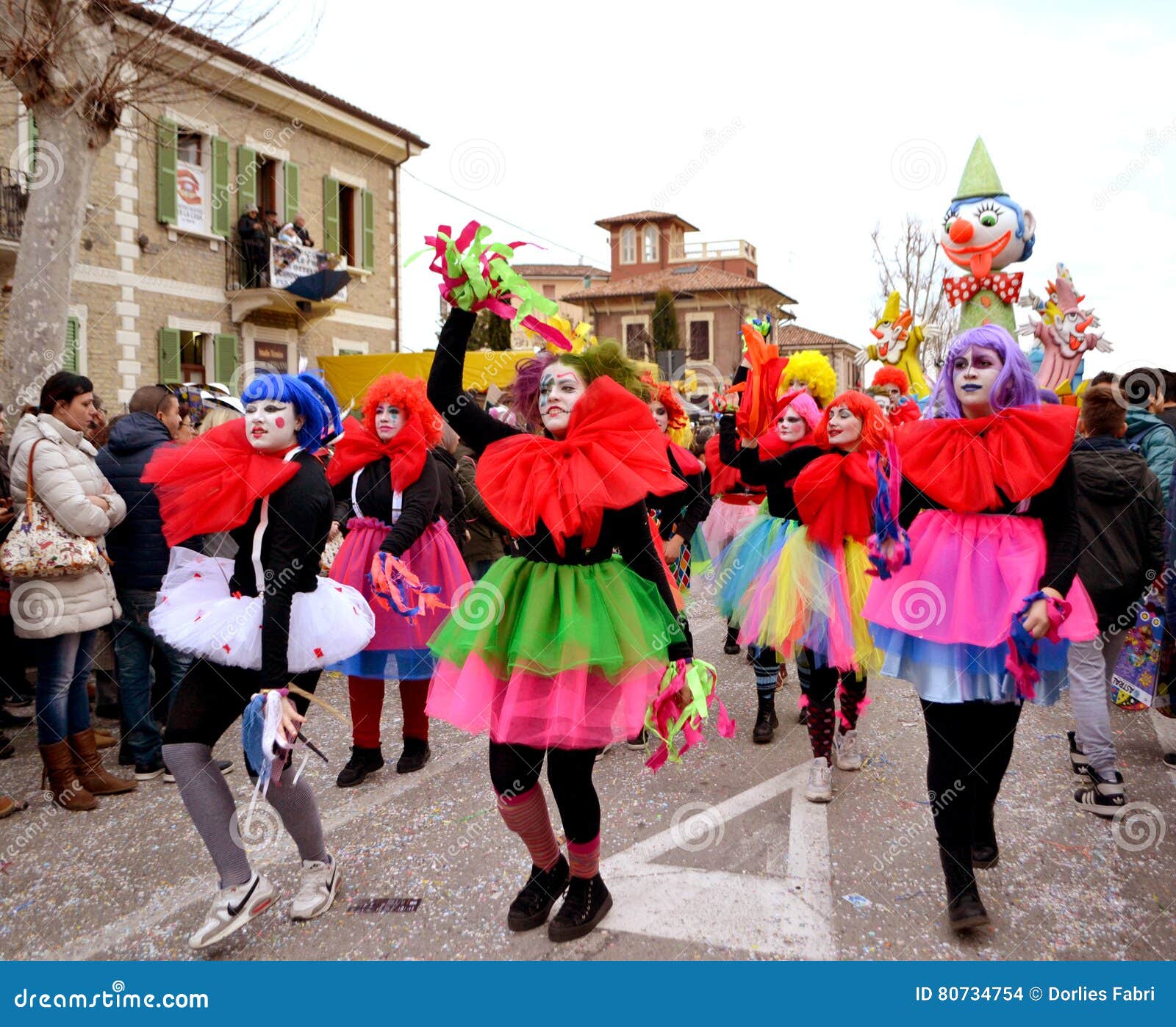 Carnaval-parade redactionele stock afbeelding. Image of kledij - 80734754