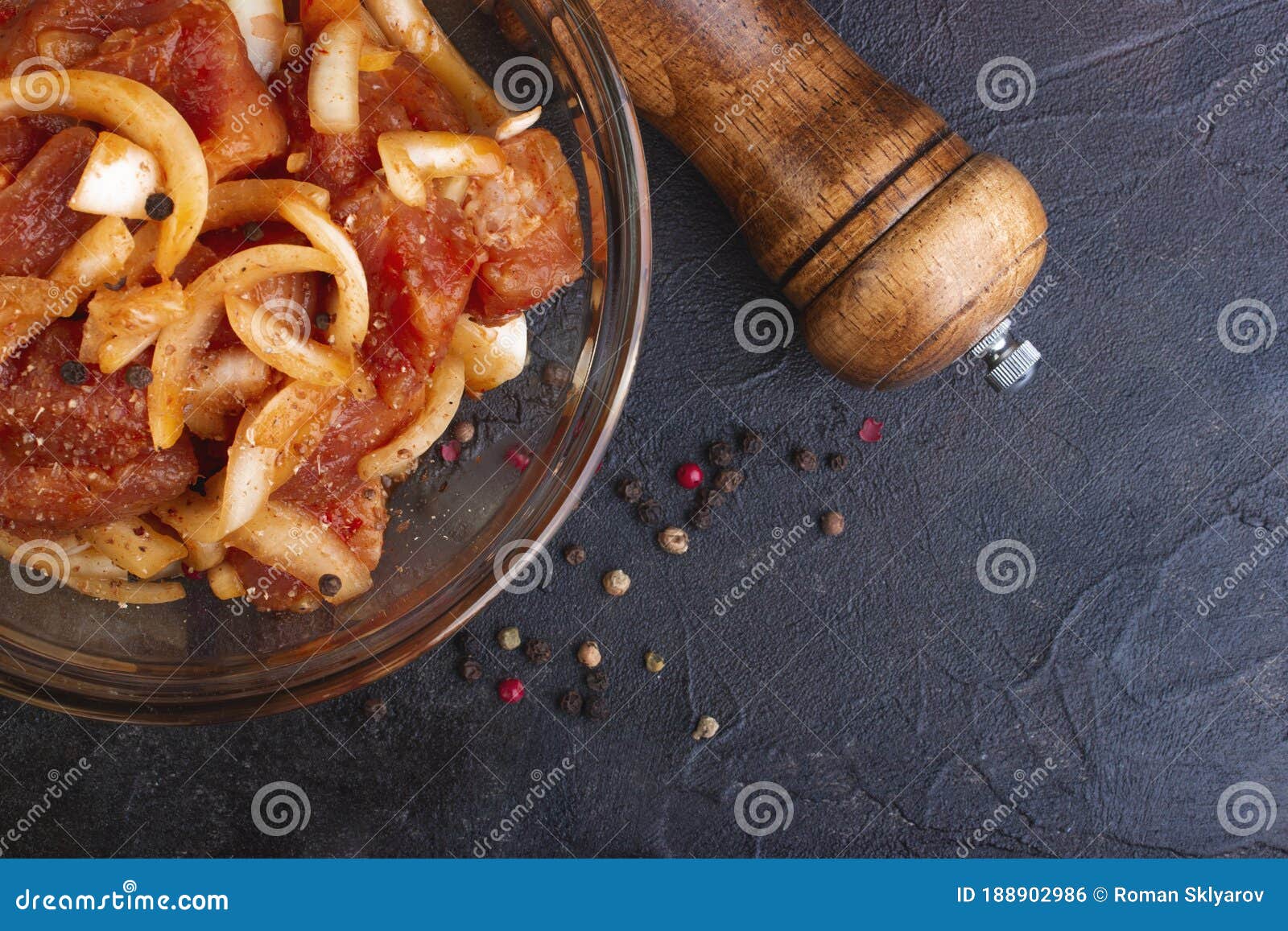 Carne Adobada Con Cebollas Y Especias Foto de archivo - Imagen de adobe ...