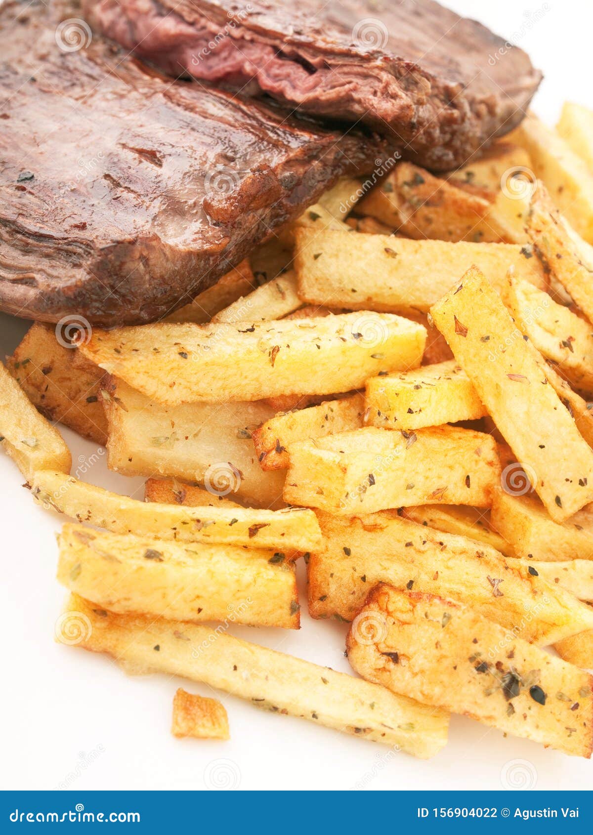 Carne con patatas fritas foto de archivo. Imagen de patatas - 156904022