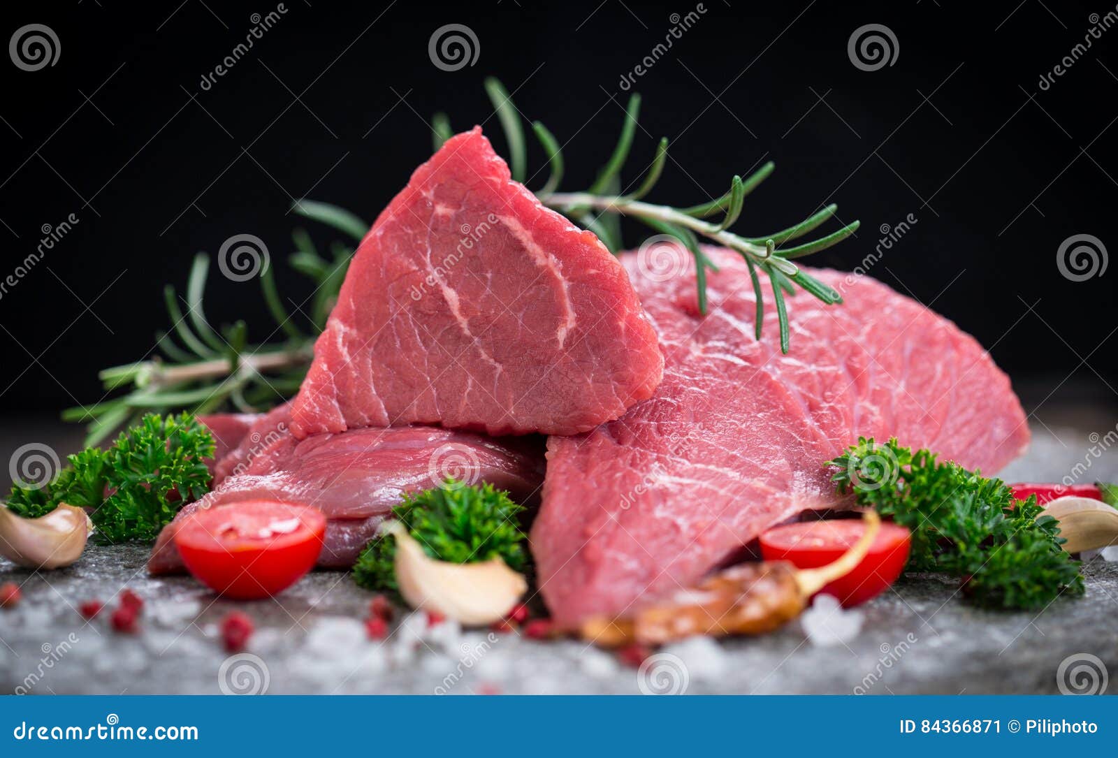 Carne Cruda Del Manzo Con Le Spezie Immagine Stock - Immagine di ...
