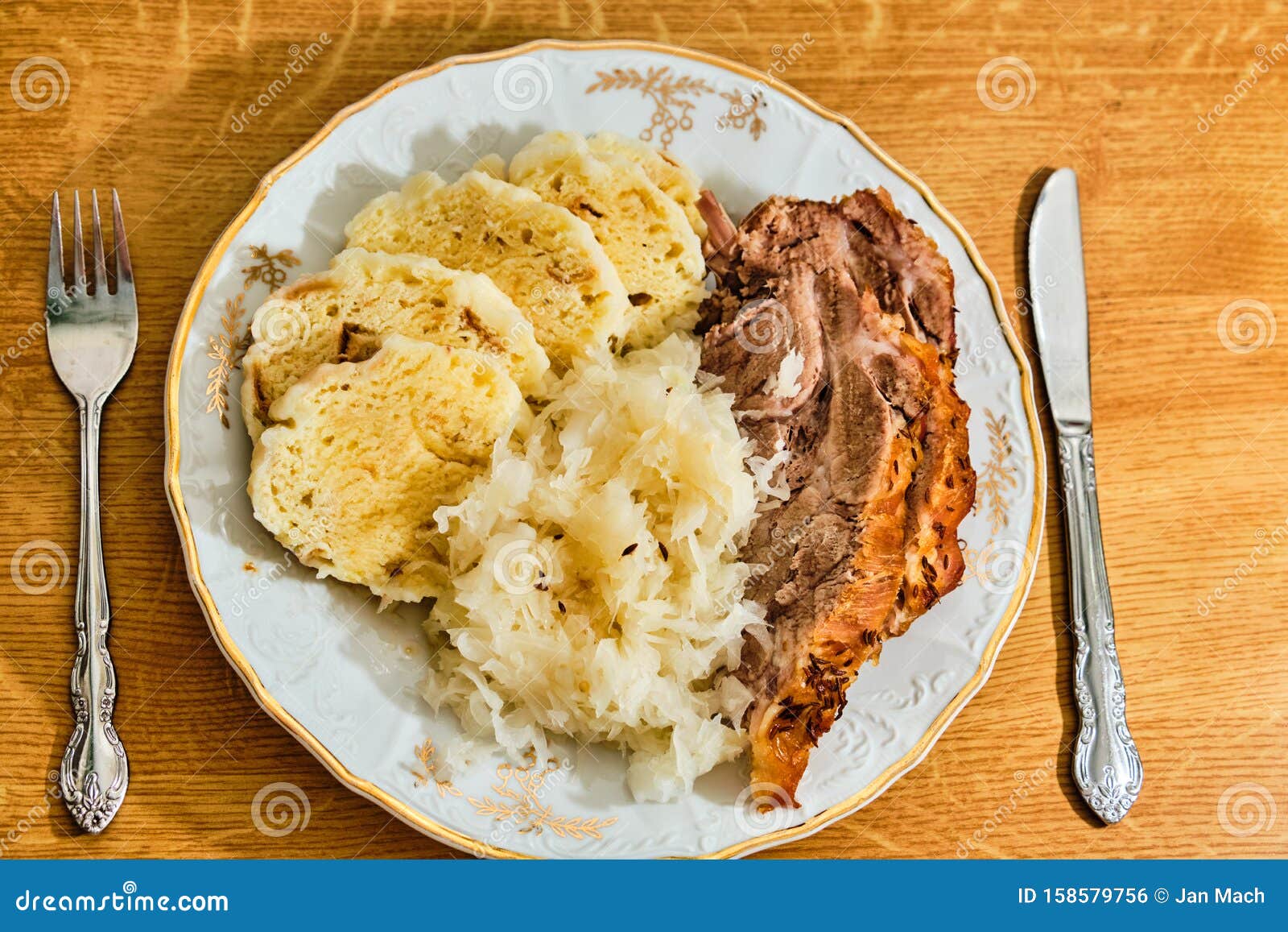 Carne De Cerdo De Comida Checa Con Basura Y Bolas De Mesa Foto de ...