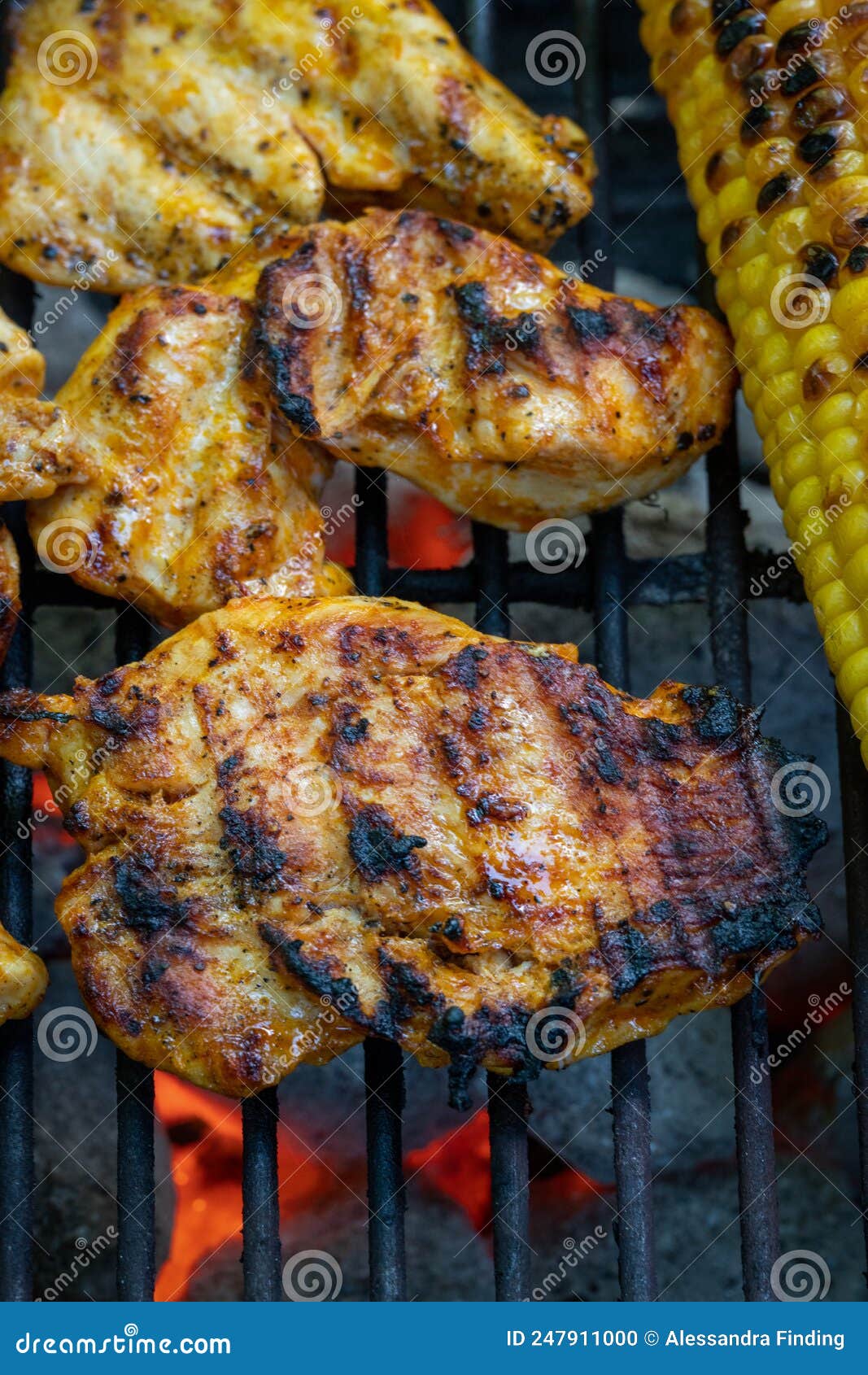 Carne De Frango E Milho Na Grelha Com Chama Foto de Stock - Imagem de ...