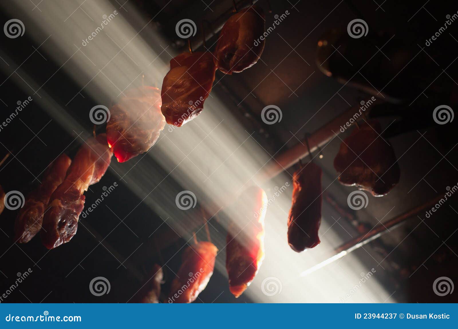 Carne de secagem a fumar imagem de stock. Imagem de produto - 23944237