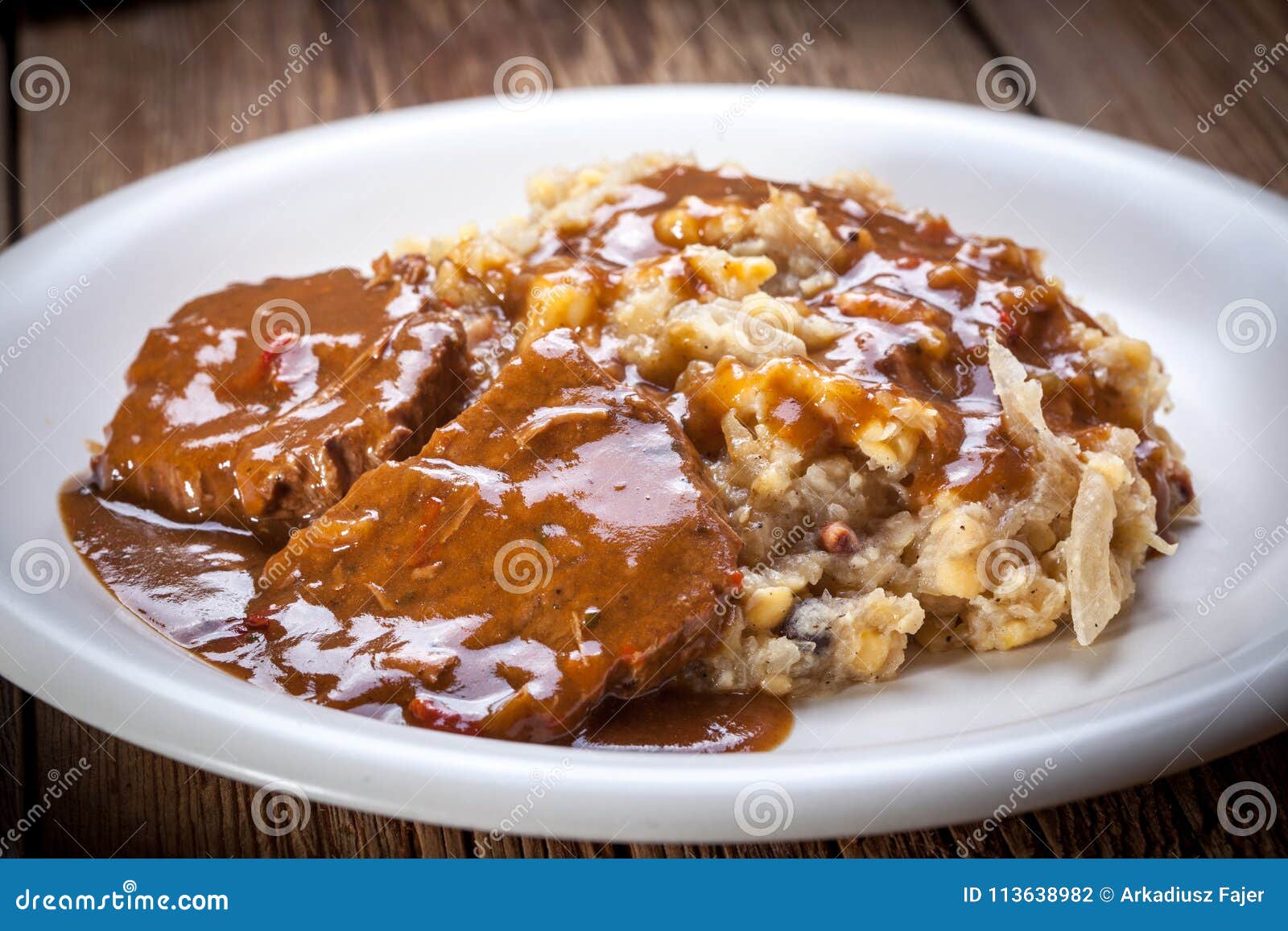 Carne De Vaca Cocida Con La Col Foto de archivo - Imagen de plato ...