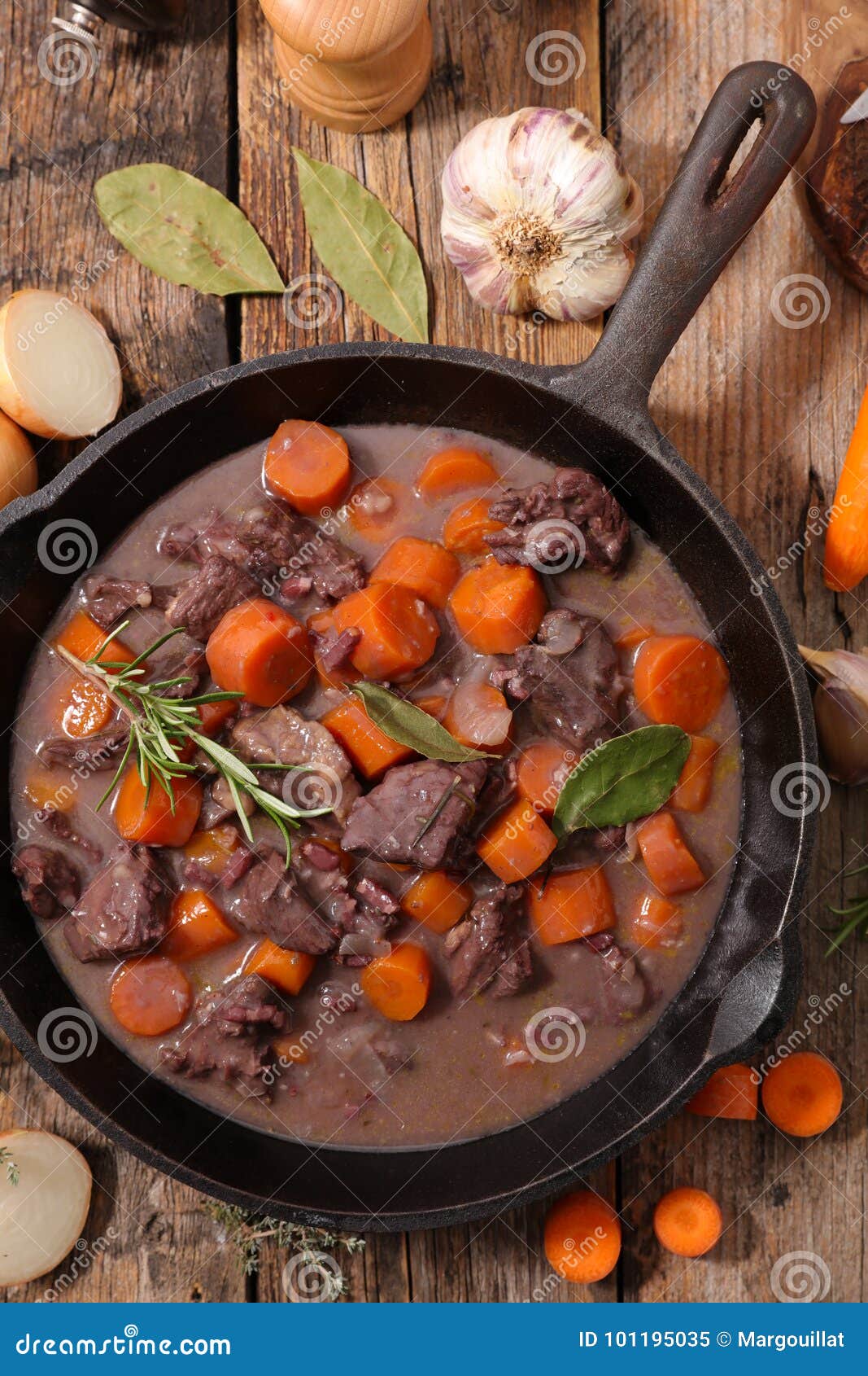 Carne De Vaca Cocinada Con El Vino Imagen de archivo - Imagen de ...