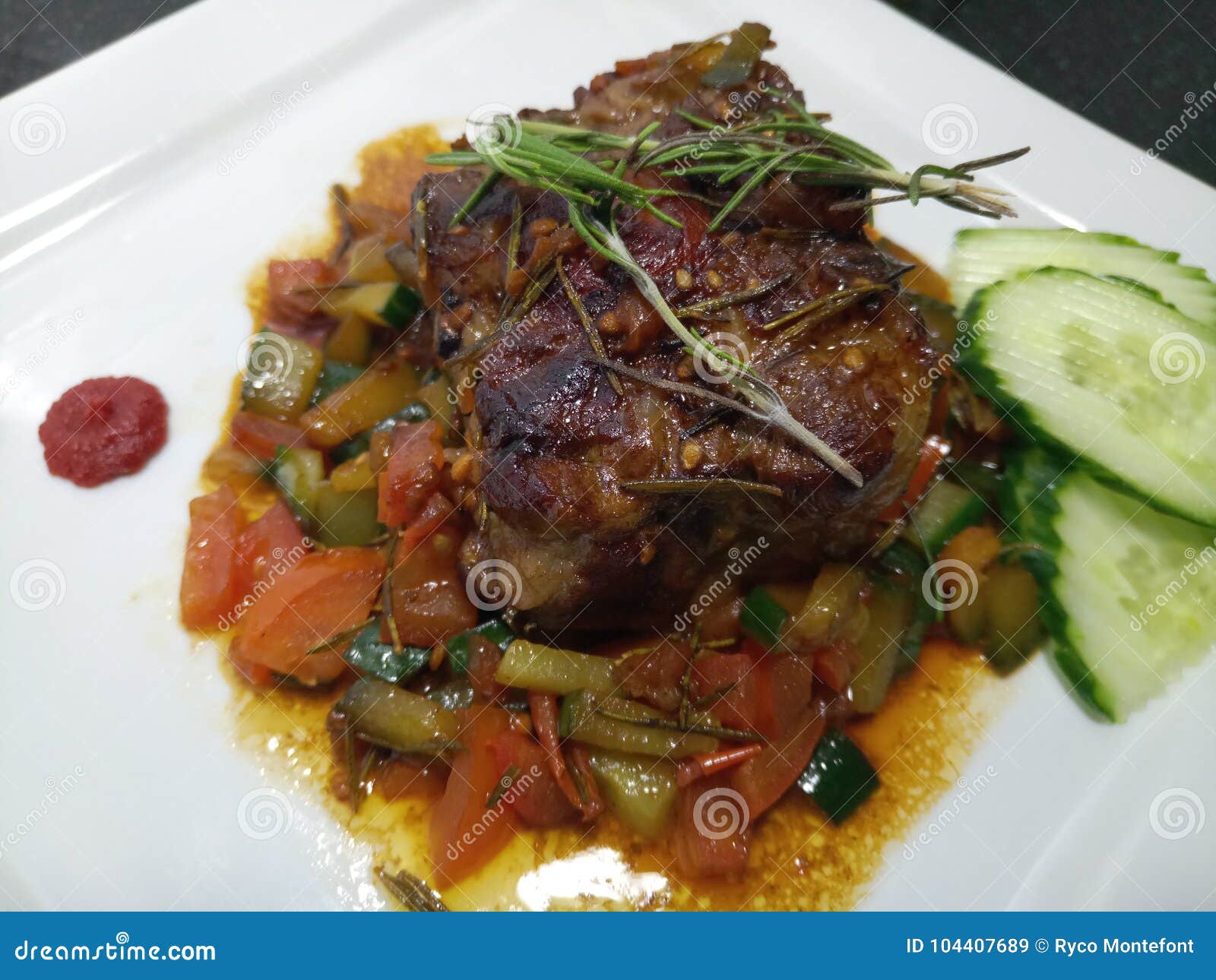 Carne De Vaca Cocinada Jugosa Con Las Hierbas Imagen de archivo ...