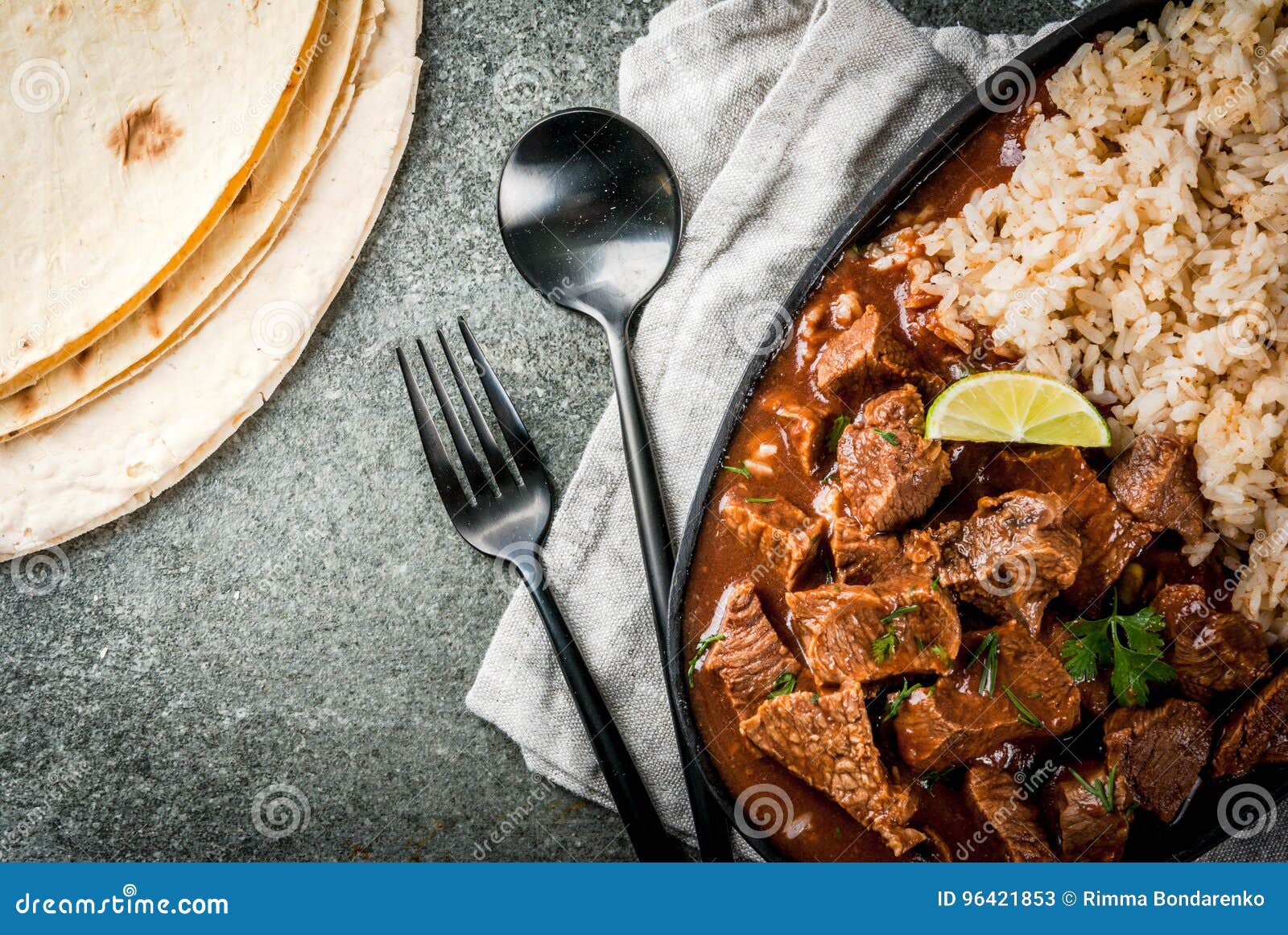 Carne De Vaca De Chile Colorado Con Arroz Imagen de archivo - Imagen de ...