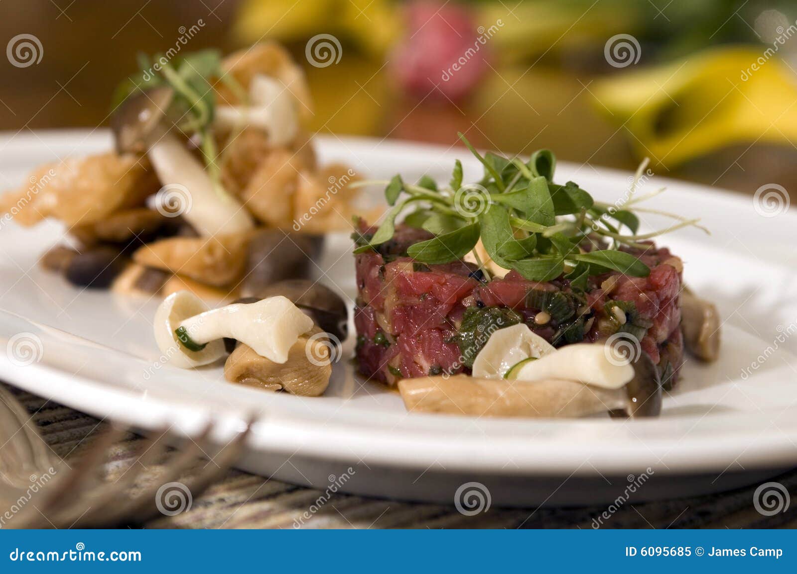 Carne De Vaca Sazonada 2 Tartare Imagen de archivo - Imagen de verdes ...