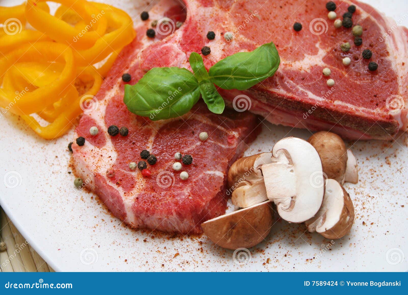 Carne fresca foto de archivo. Imagen de pimenton, fresco - 7589424