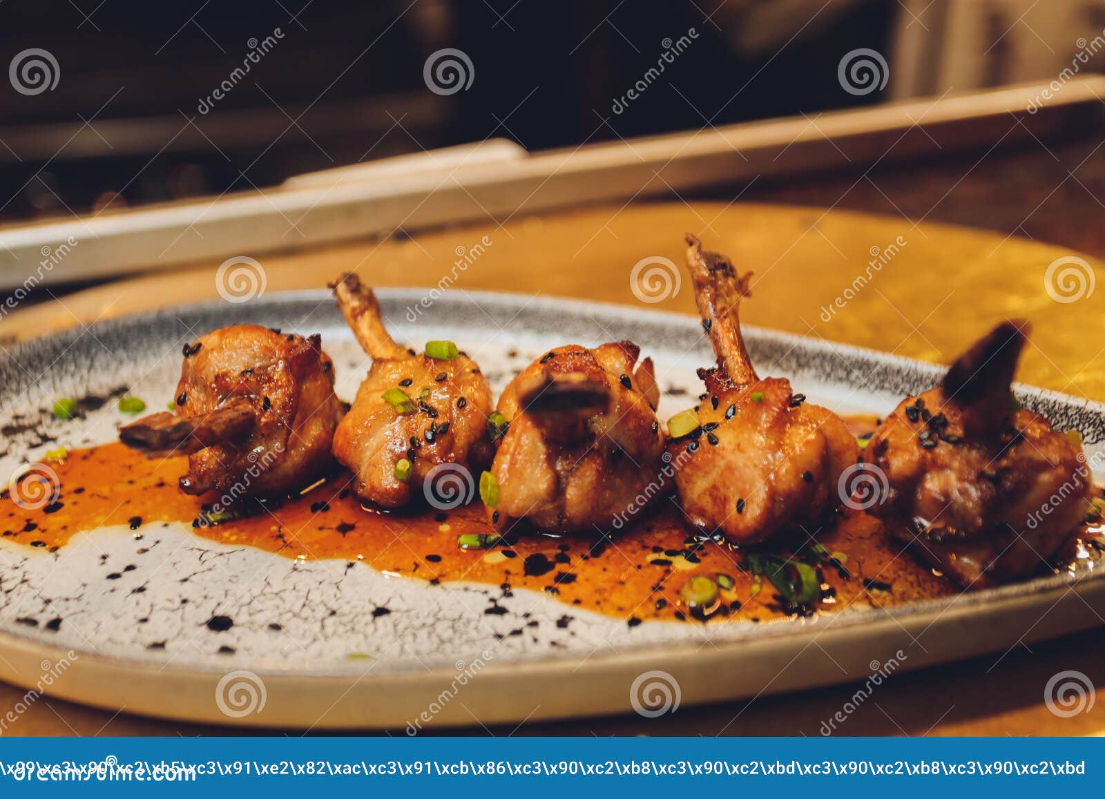 Carne Frita De Codorniz Con Salsa En Plato Blanco. Foto de archivo ...