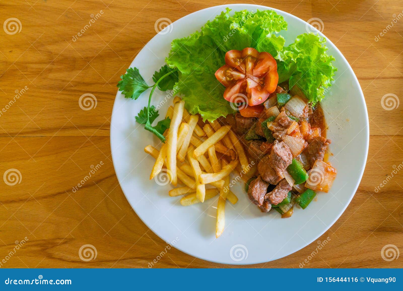 Carne Frita E Salada, Deliciosa E Isolada, Com Placa Branca Foto de ...