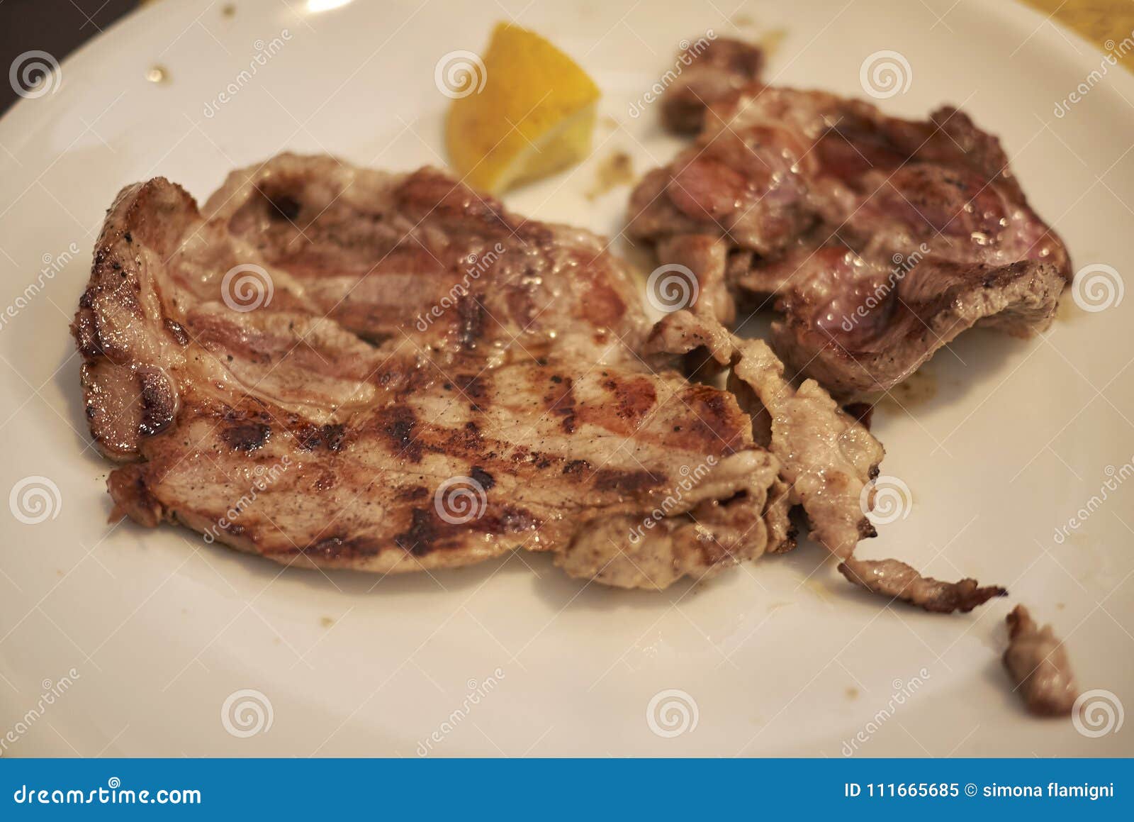 Carne grelhada da vitela imagem de stock. Imagem de faixa - 111665685