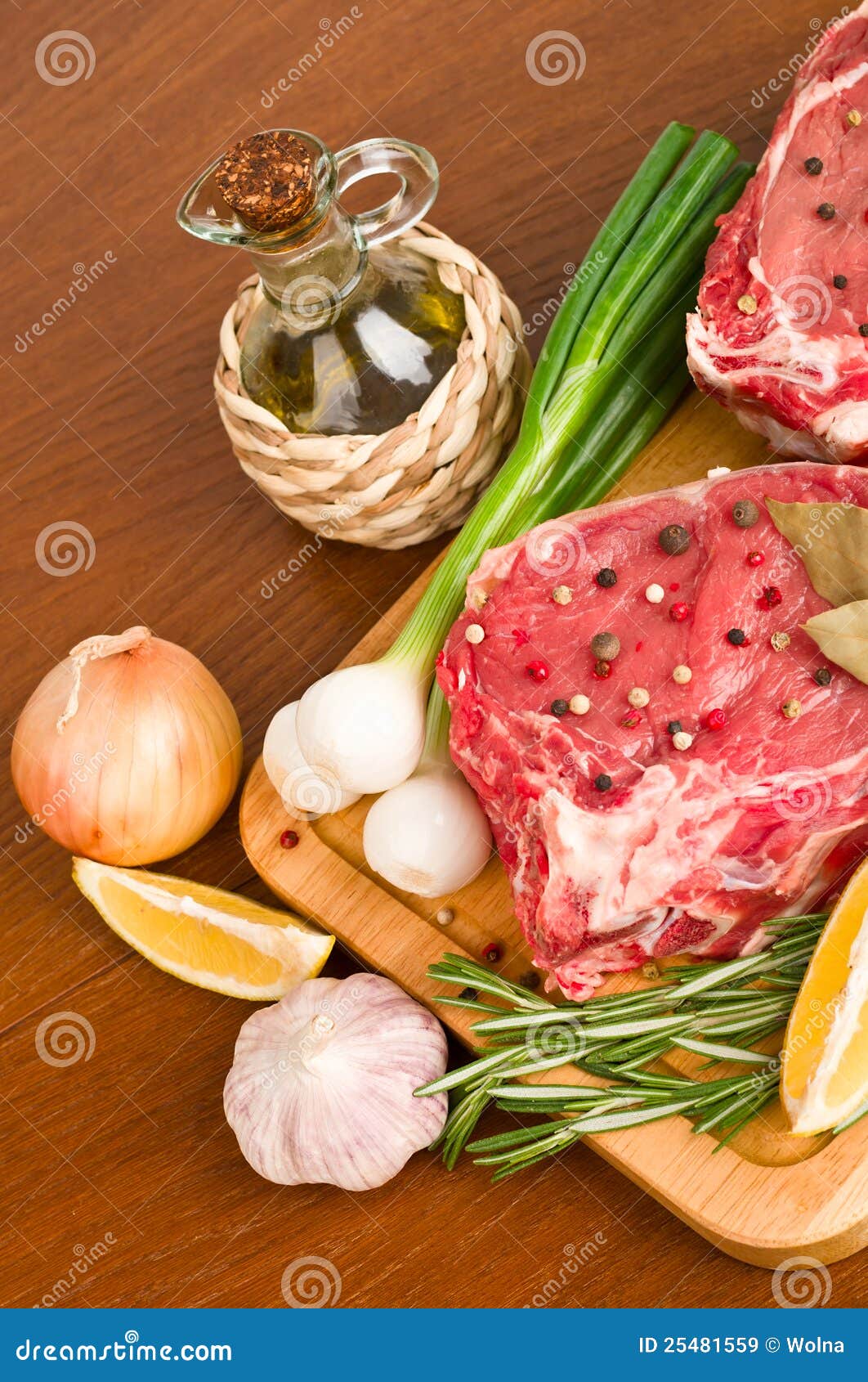 Carne Grezza Con Le Verdure Immagine Stock - Immagine di aglio, olio ...