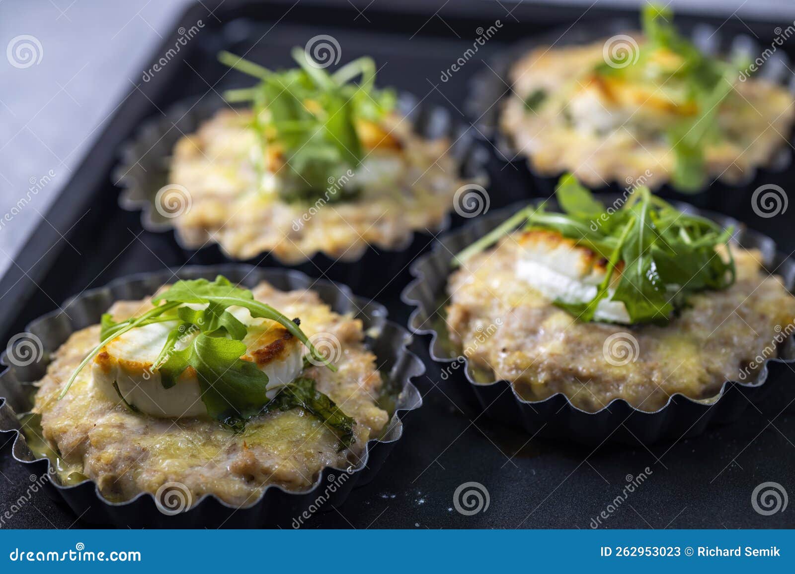 Carne Picada De Pollo Horneada Con Queso De Cabra Imagen de archivo ...