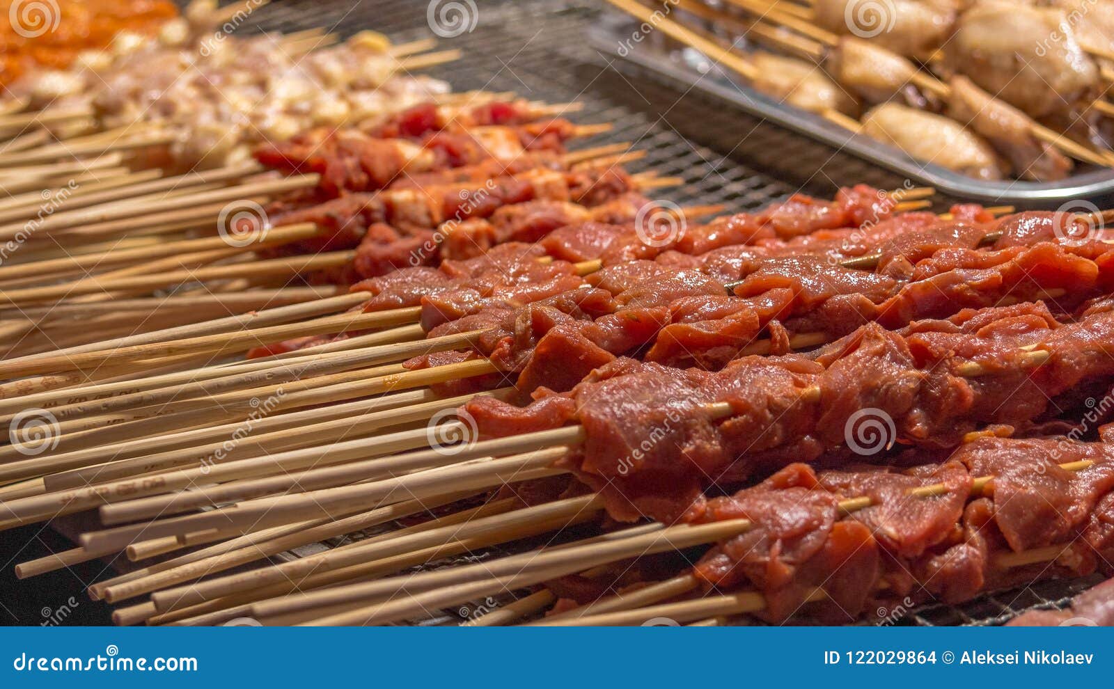 Carne Preparada Para Asar En Una Parrilla Foto de archivo - Imagen de ...