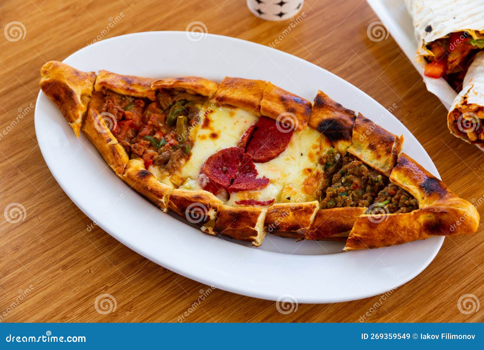 Carnes De Origen Turco a Plato. Comida Casera Imagen de archivo ...