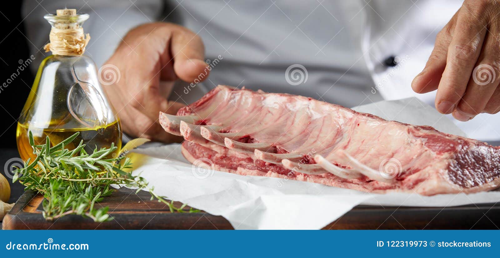 Carniceiro Ou Cozinheiro Chefe Que Preparam Costeletas De Cordeiro ...