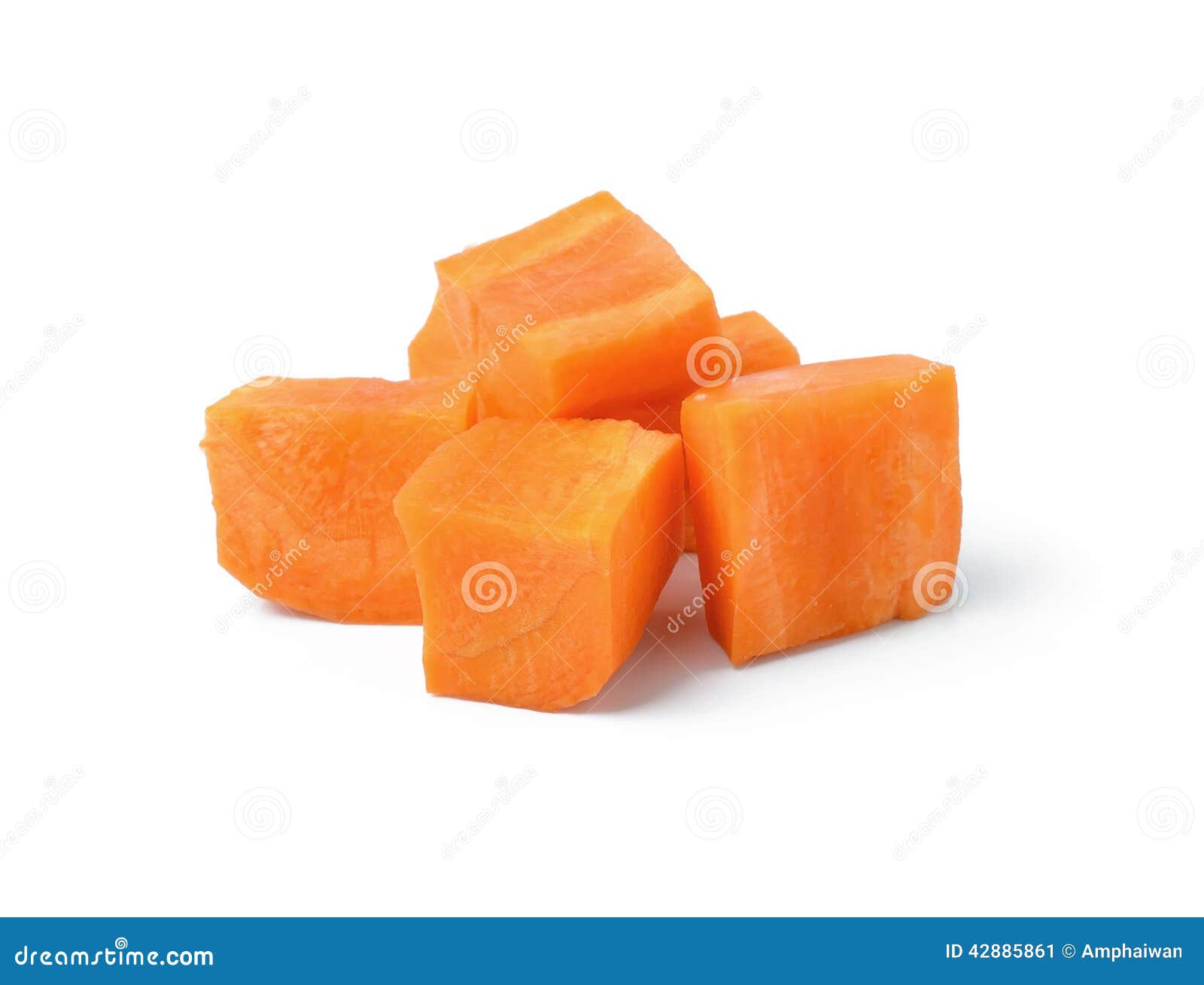 Carote tagliate su bianco immagine stock. Immagine di carote - 42885861