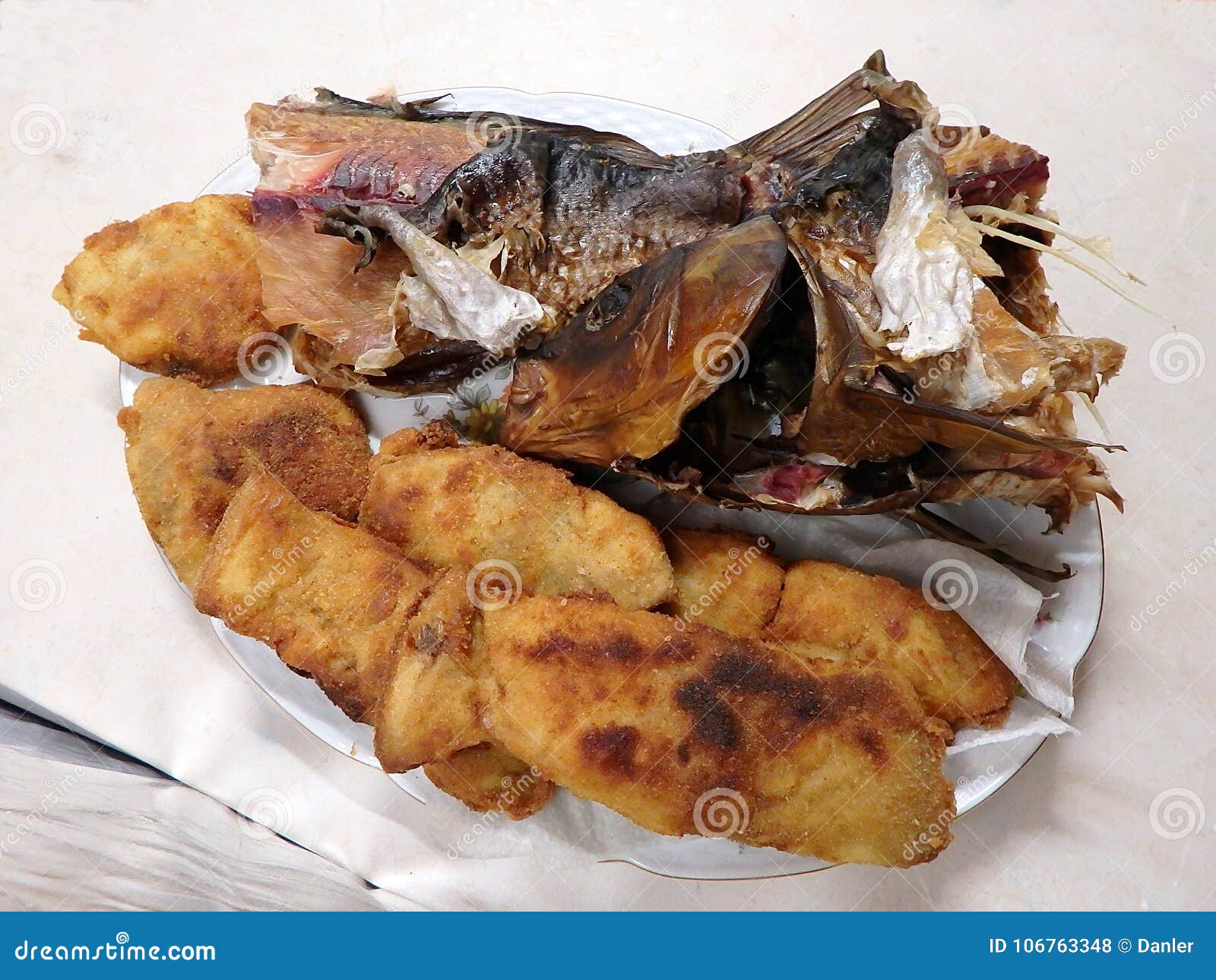 Carpa ahumada y frita foto de archivo. Imagen de pista - 106763348