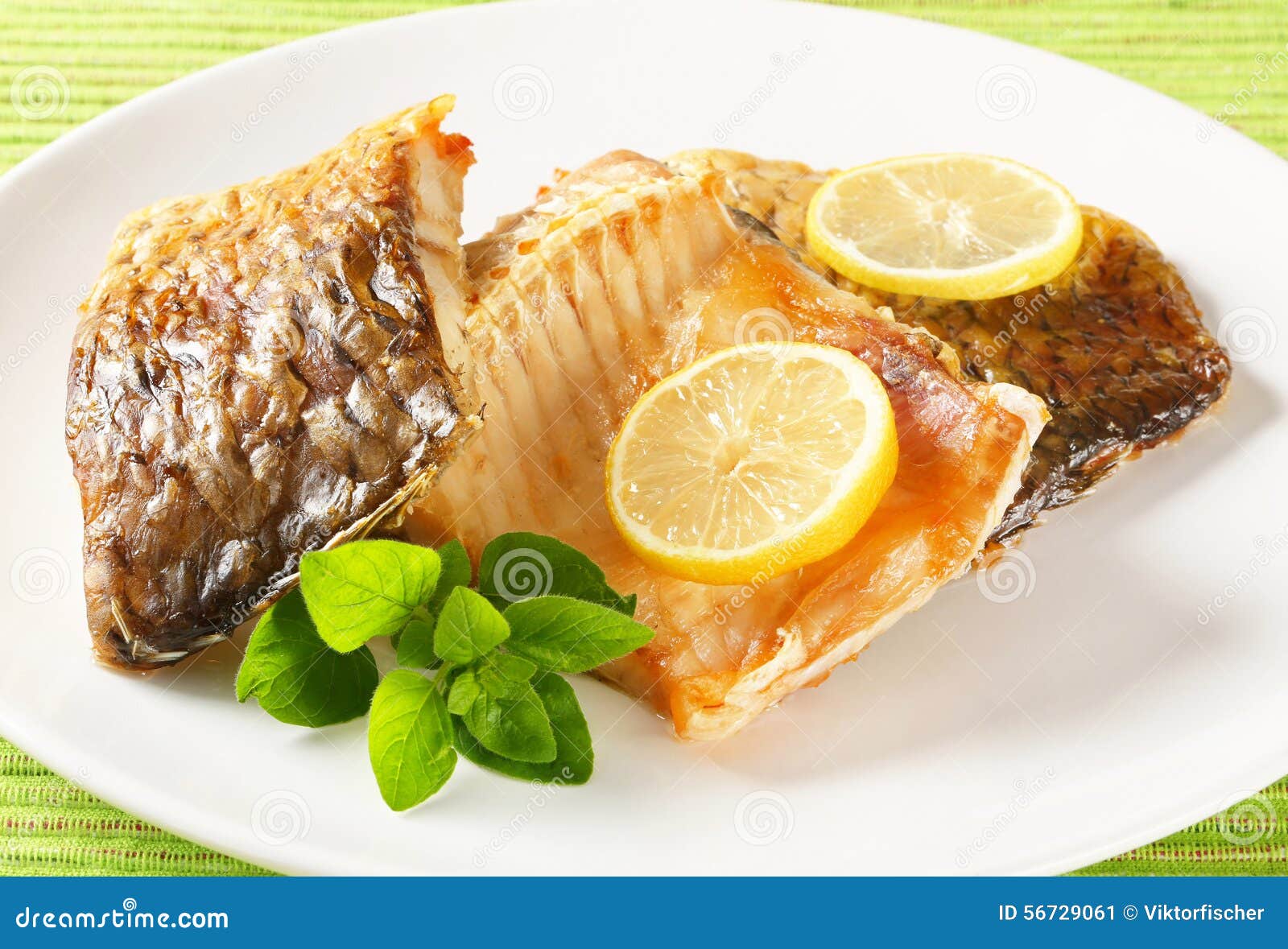 Carpa asada horno imagen de archivo. Imagen de pedazo - 56729061