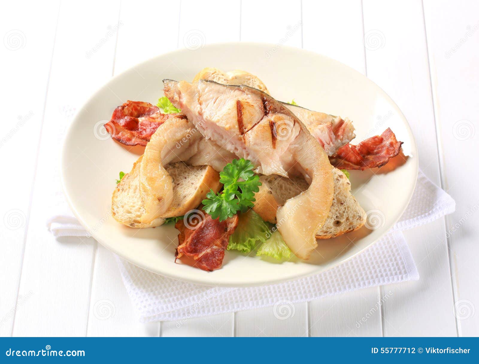 Carpa Asada a La Parilla Con Las Tiras De Tocino Foto de archivo ...