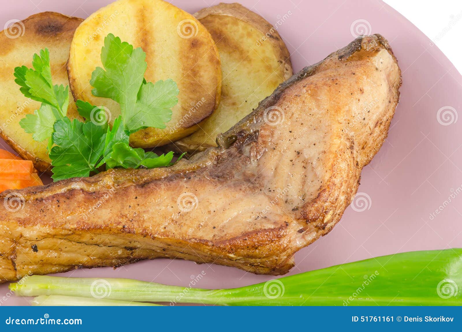 Carpa Asada a La Parrilla En El Plato Imagen de archivo - Imagen de ...