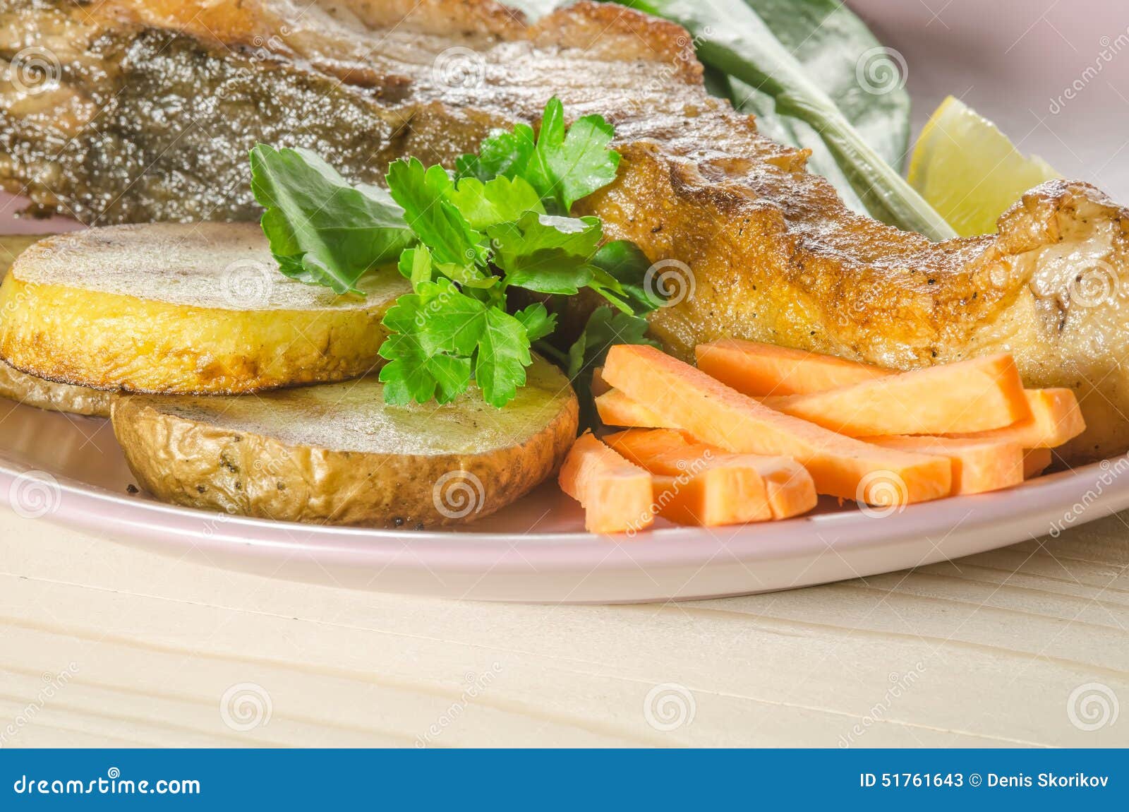 Carpa Asada a La Parrilla En El Plato Imagen de archivo - Imagen de ...